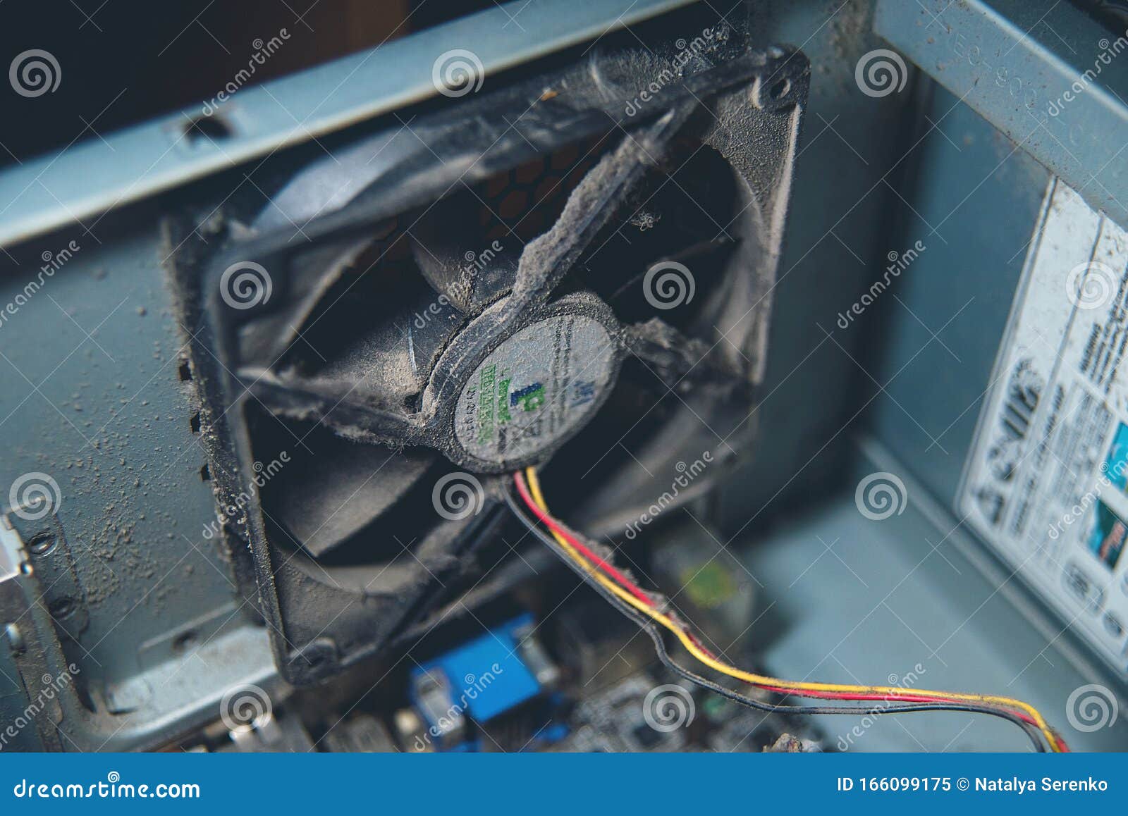 Stofkoeling Op De Koeler Van De Computercomputerprocessor Met Het ...