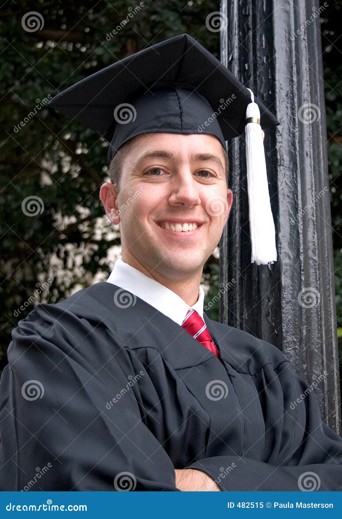 Stolzer Absolvent stockbild. Bild von glück, ausbildung - 482515