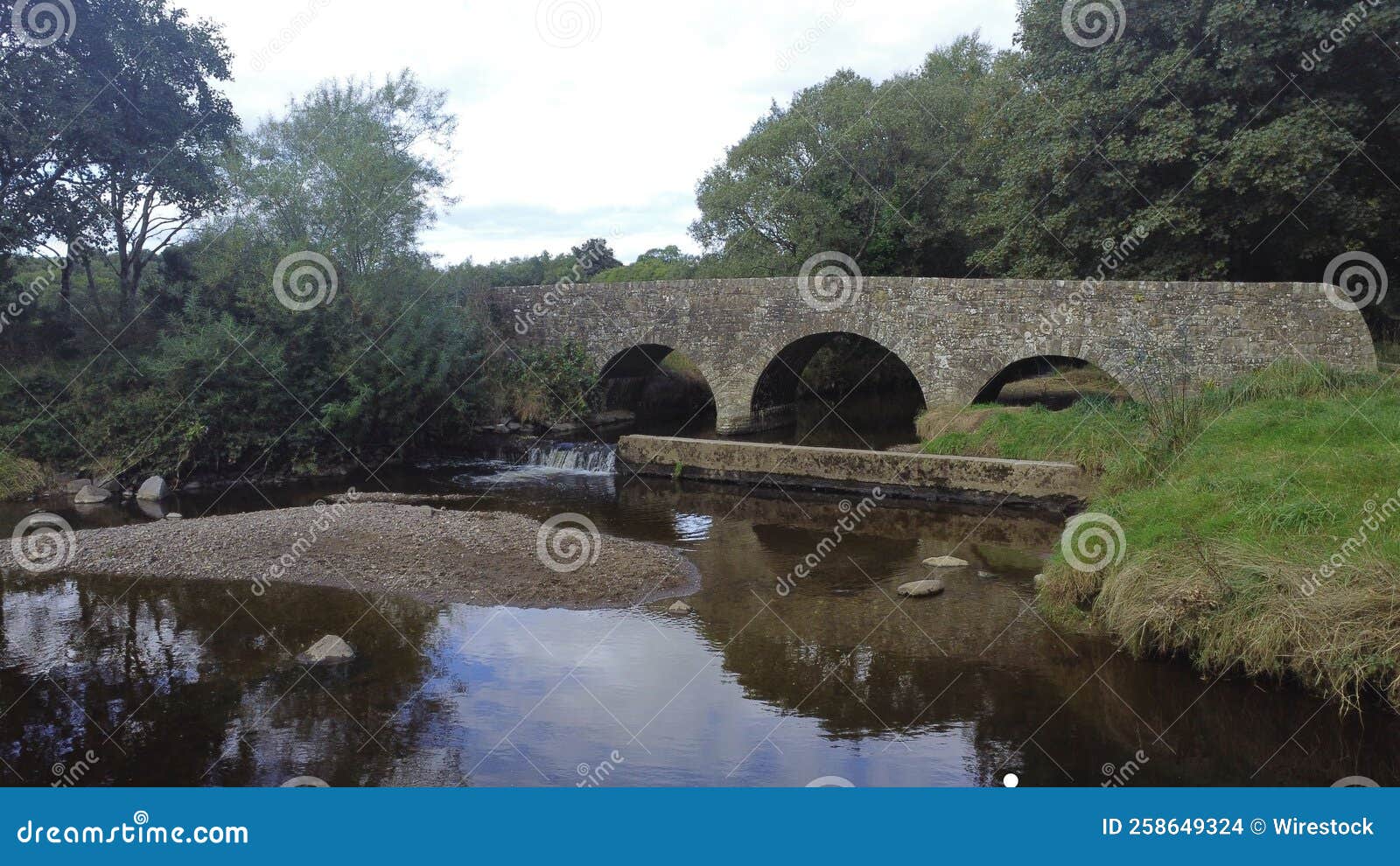 Stone Bridge in Manifold Valley with Water Flowing Down the Pond Stock ...