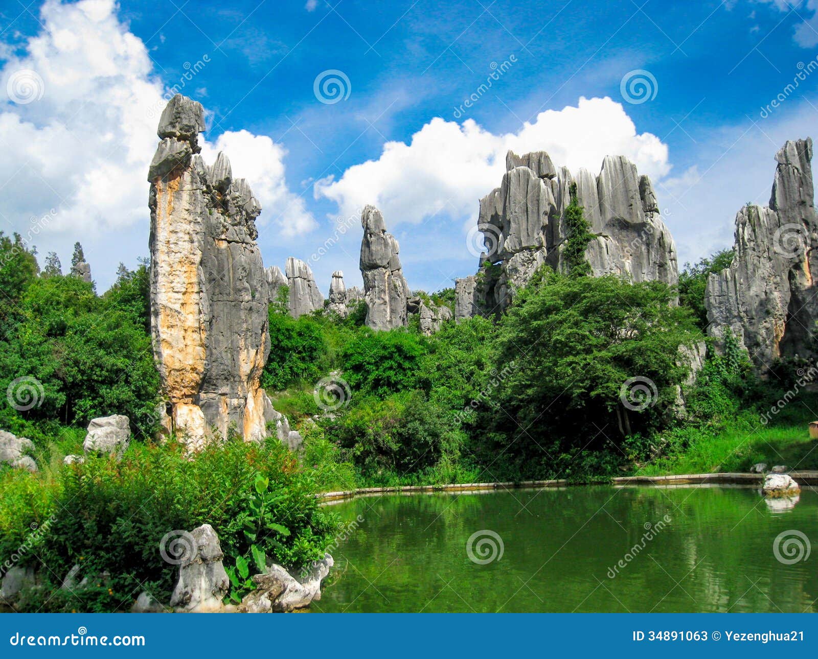 Scenic Spot Of Marina Bay During Night With Long Explosure Stock Photo ...