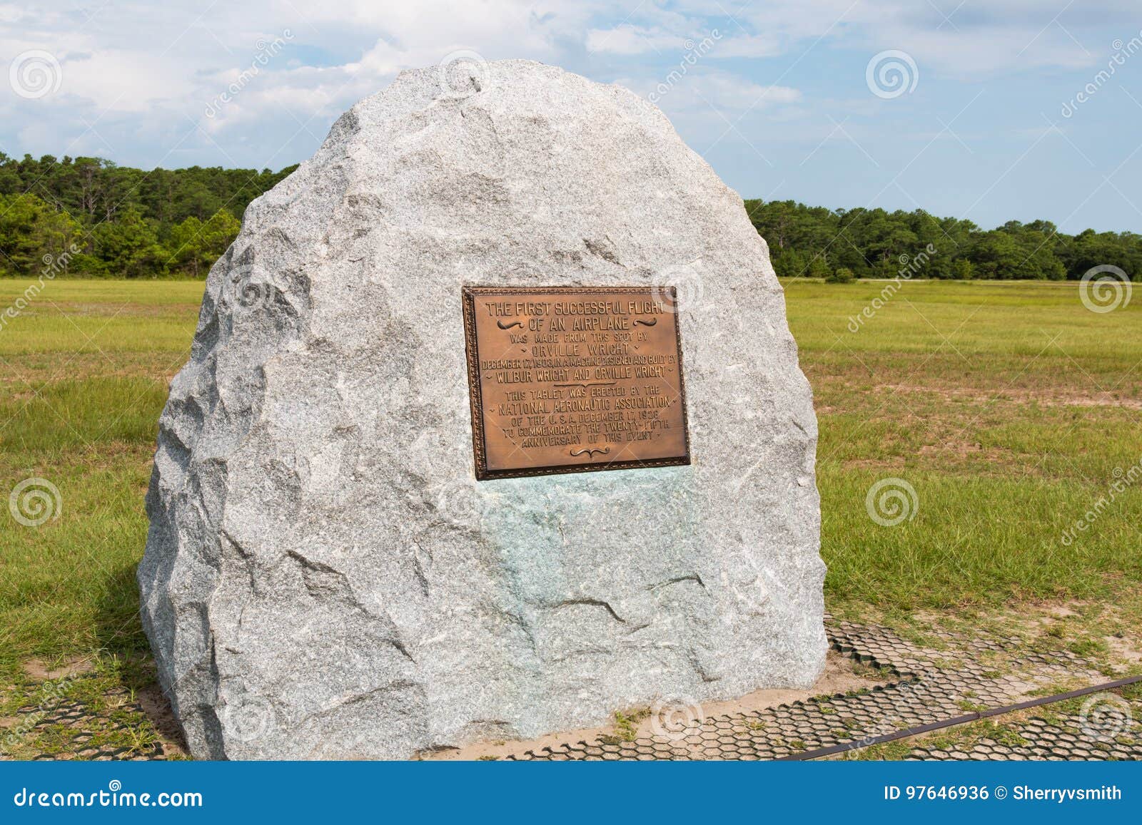 Stone Marker Commemorating Location of First Wright Brothers Flight ...