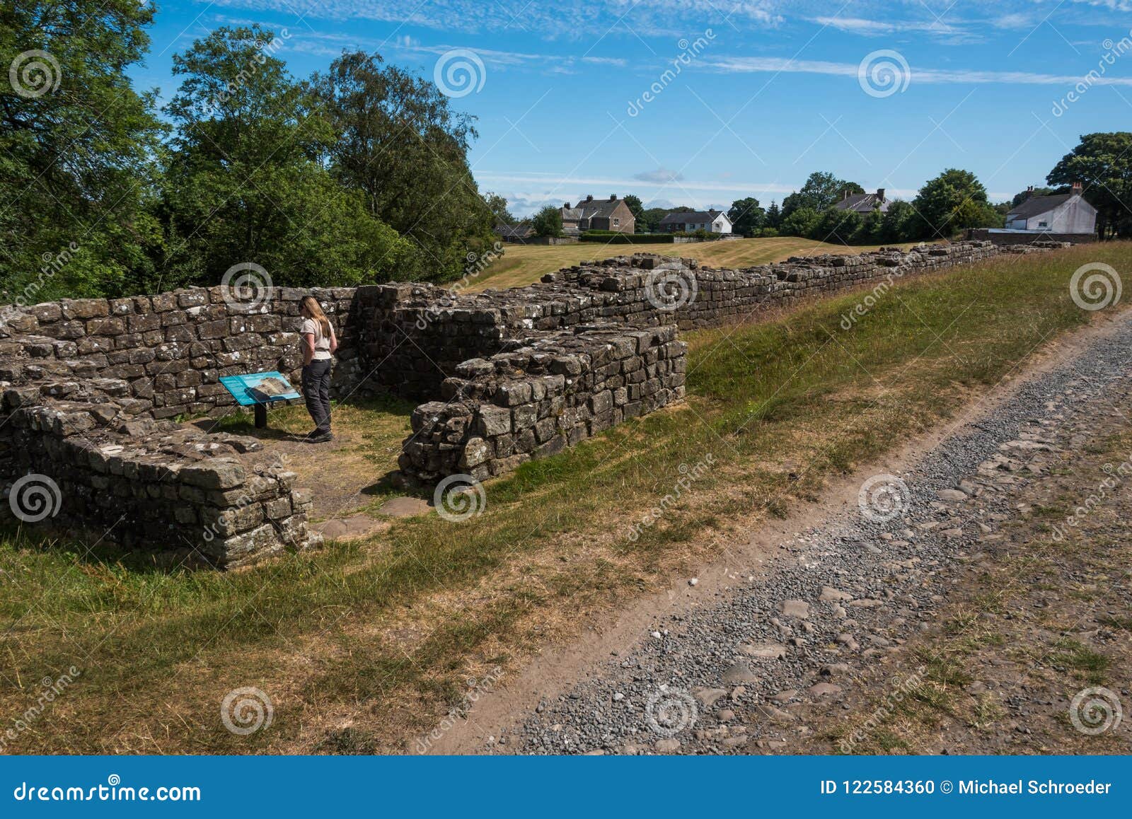 Stone wall Hadrian`s Wall editorial image. Image of europe - 122584360