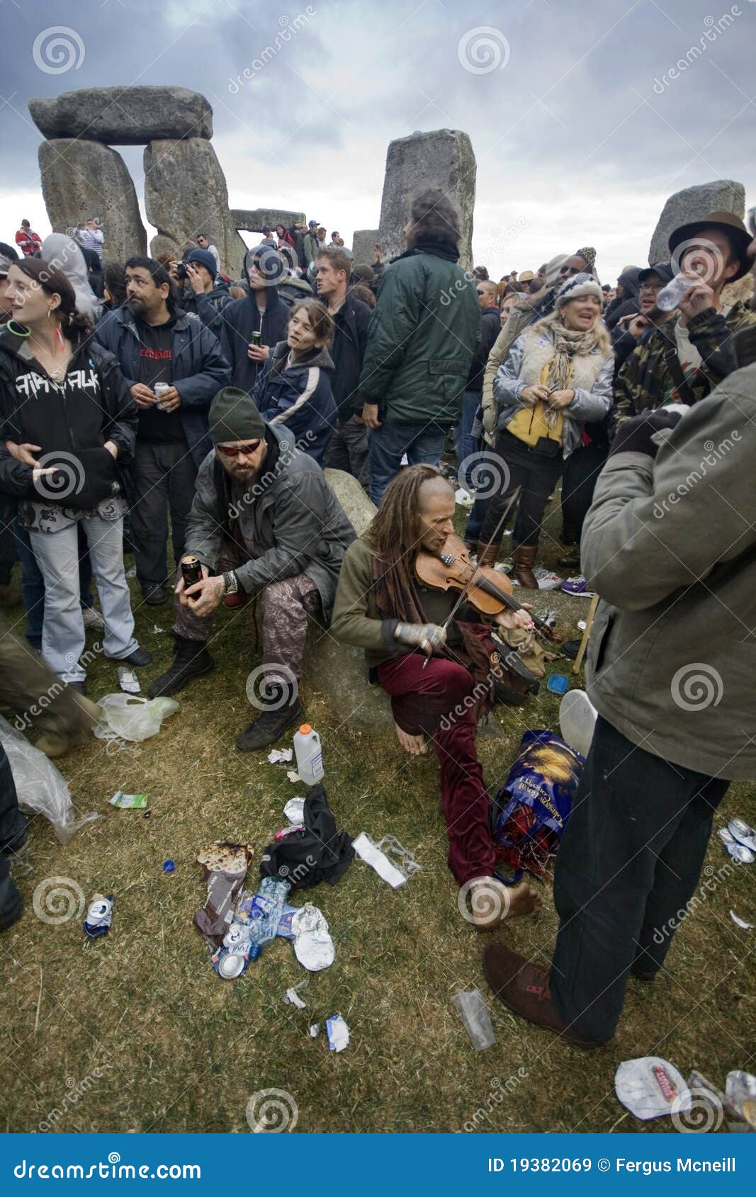 Stonehenge Summer Solstice editorial stock image. Image of fiddle ...
