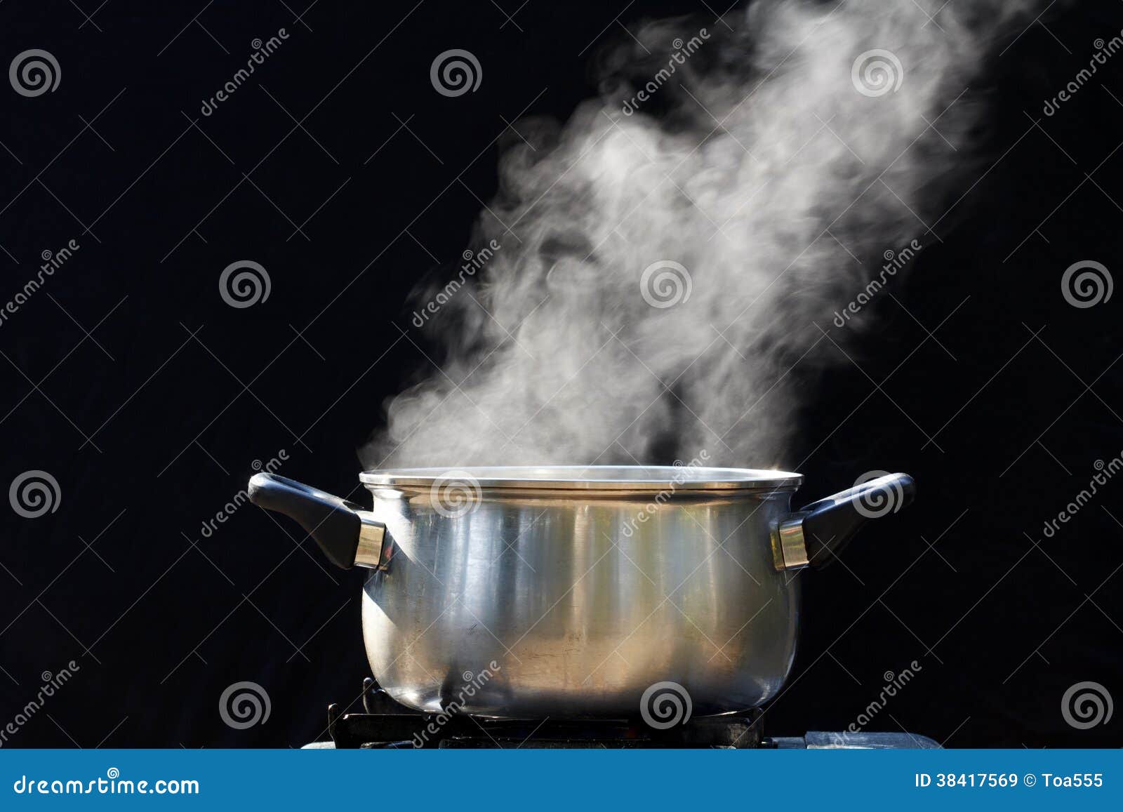Stoom op pot in keuken stock afbeelding. Image of kook - 38417569