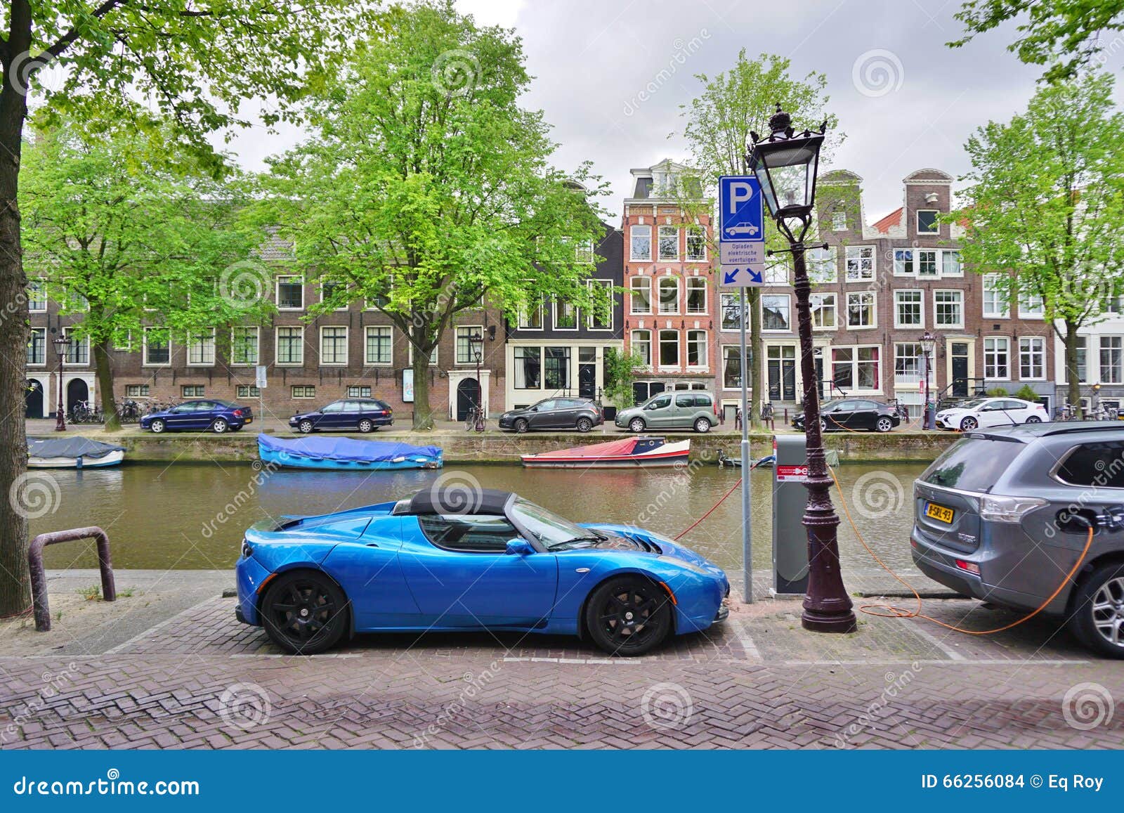 Stop in Elektrische Auto Die in De Straat in Amsterdam Laden ...