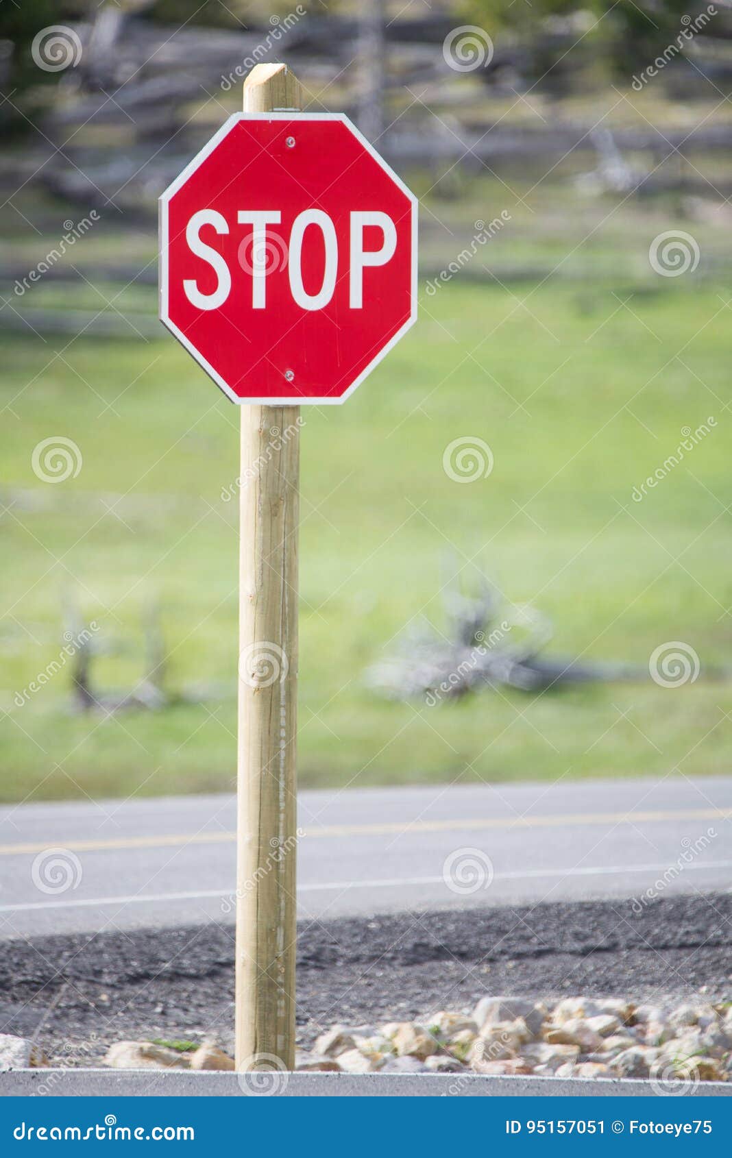 Stoppschild auf Straße stockbild. Bild von fahrzeug, plasterung - 95157051