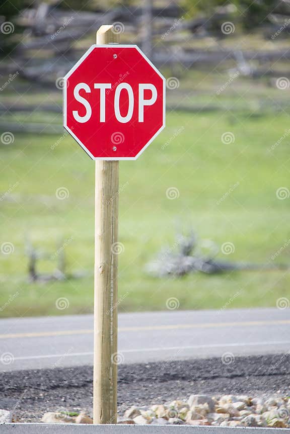 Stoppschild auf Straße stockbild. Bild von fahrzeug, plasterung - 95157051