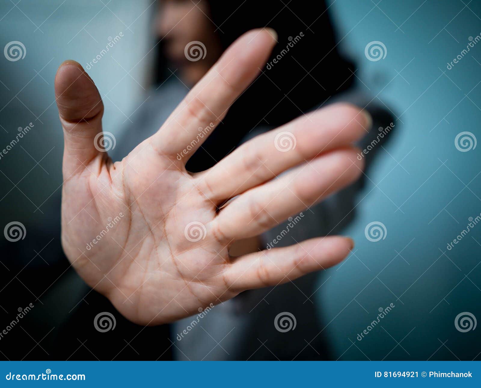 Stoppschild mit der Hand stockbild. Bild von sagen, recht - 81694921