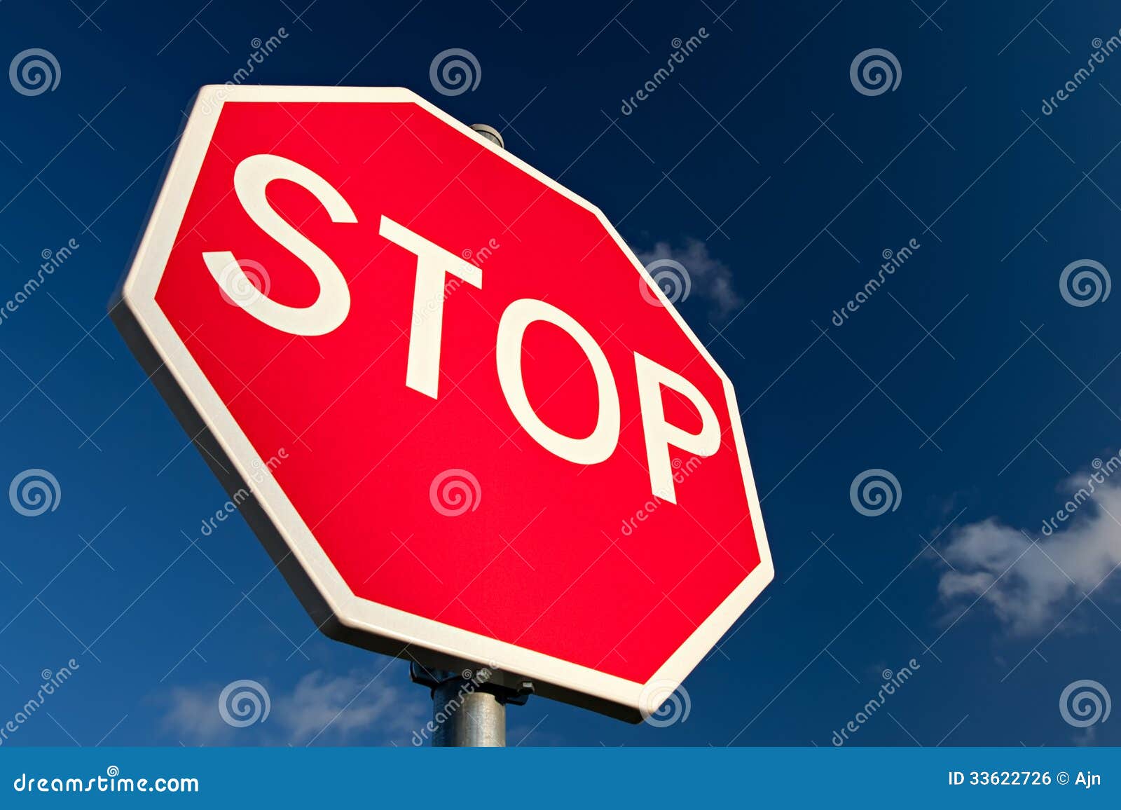 Stoppschild-nahes hohes stockfoto. Bild von hell, aufmerksamkeit - 33622726
