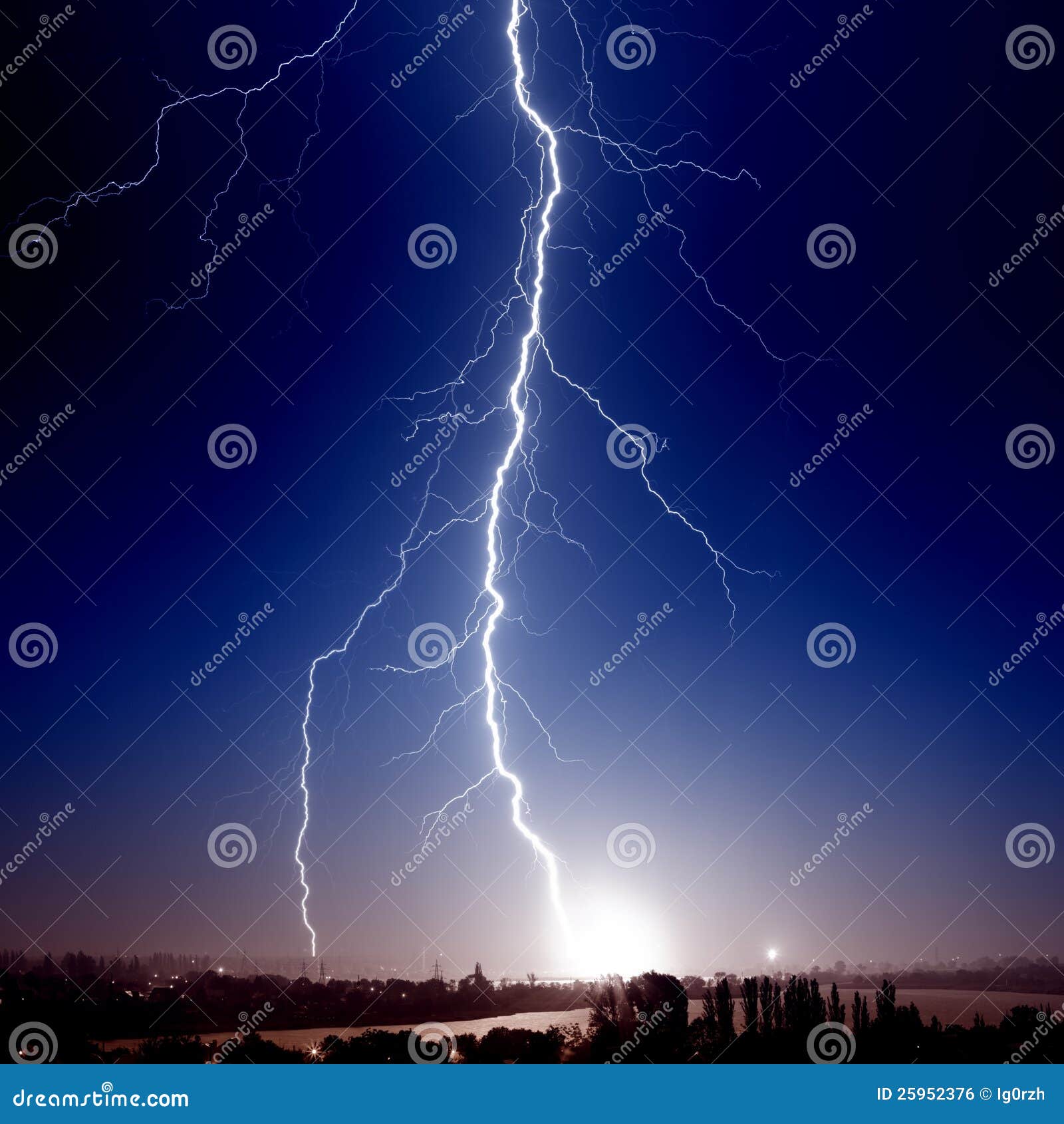 Stor blixt över liten stad arkivfoto. Bild av farligt - 25952376