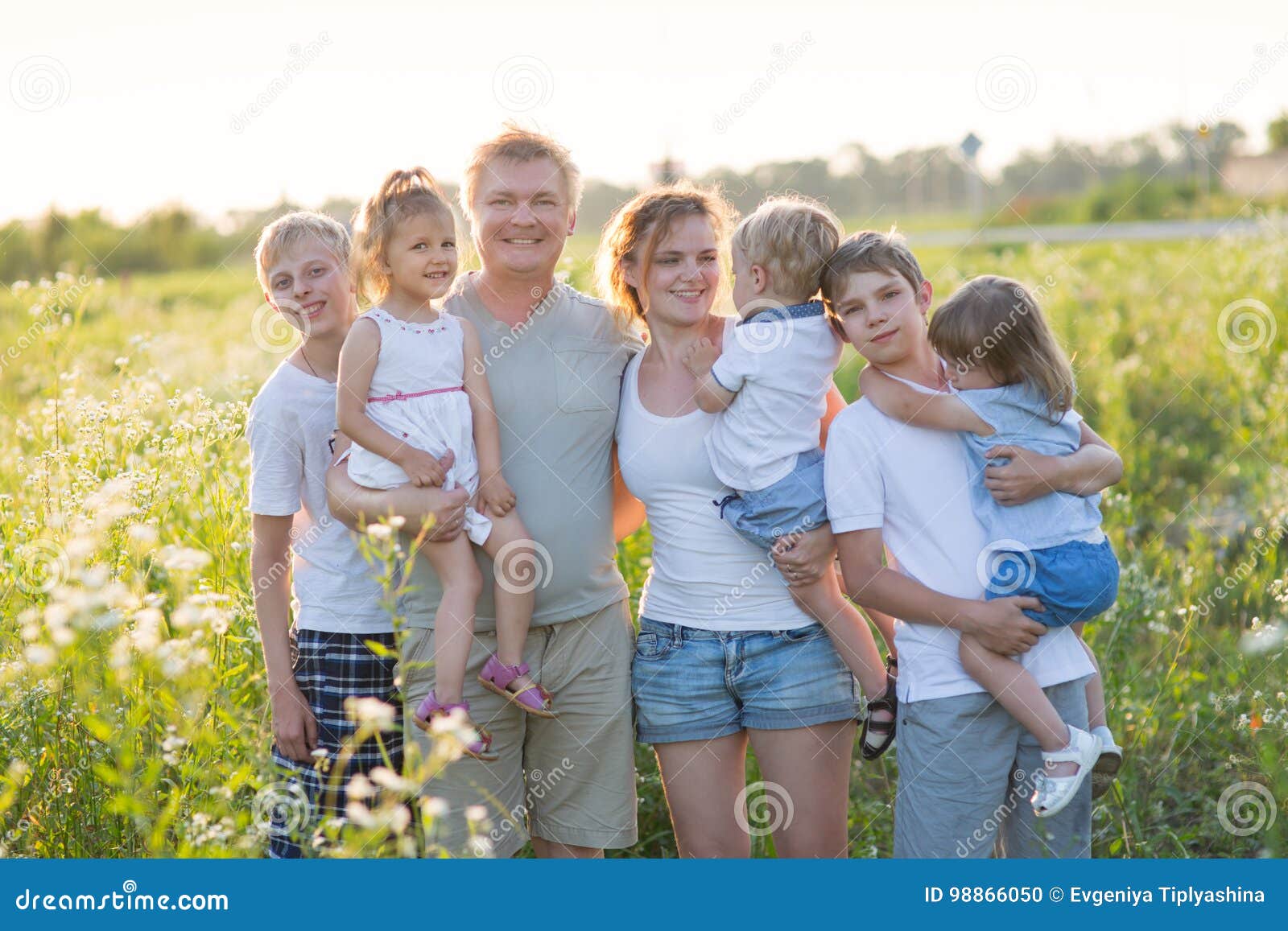 Stor familj med barn arkivfoto. Bild av förälskelse, leka - 98866050