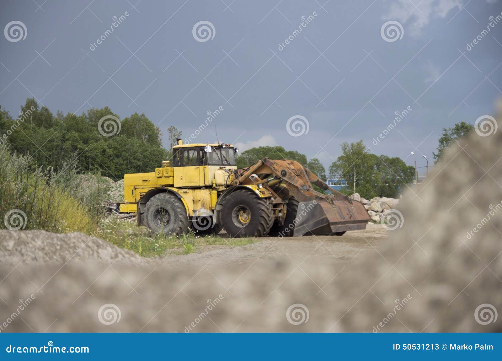 Stor gul traktor fotografering för bildbyråer. Bild av arbete - 50531213