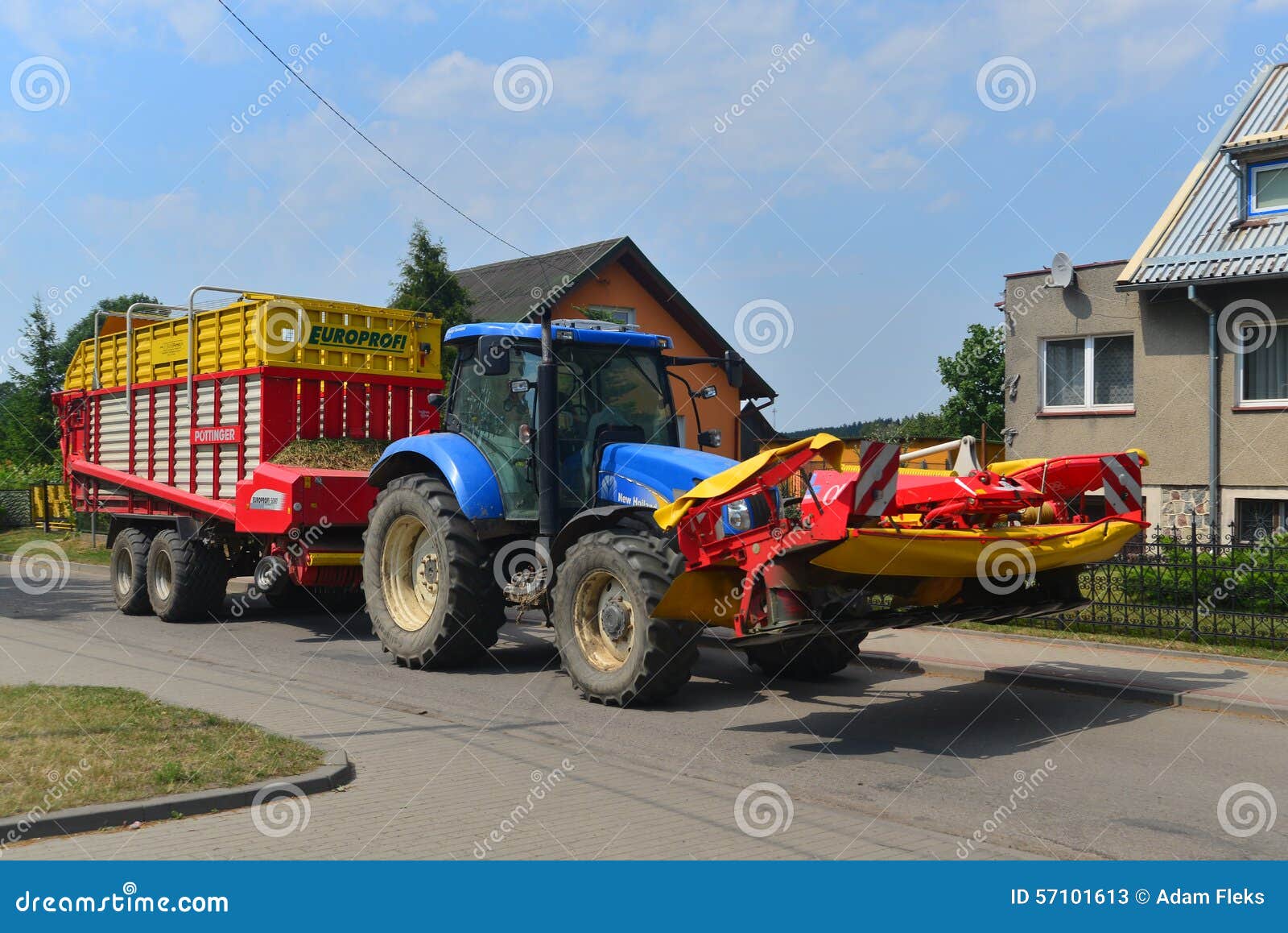 Stor traktor med en släp redaktionell arkivfoto. Bild av bonde - 57101613