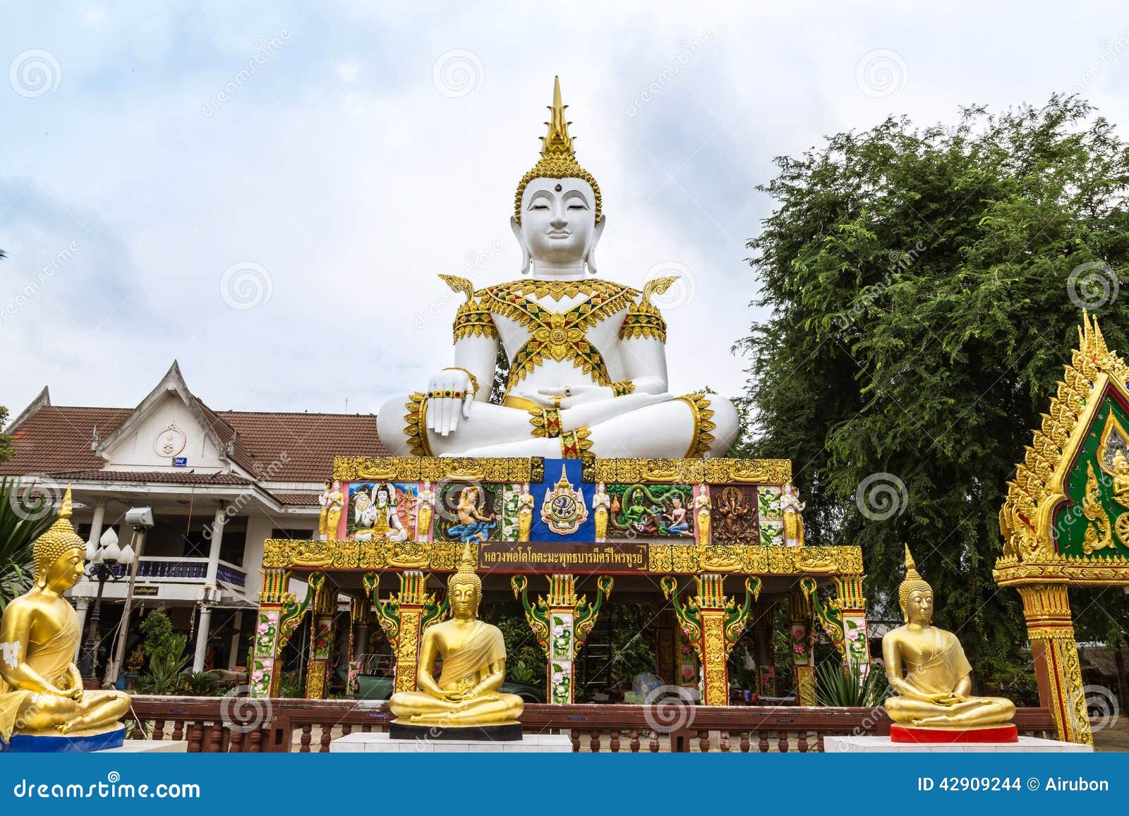 Stor Vit Buddha Staty Och Guld- Buddha Staty Arkivfoto - Bild av ...