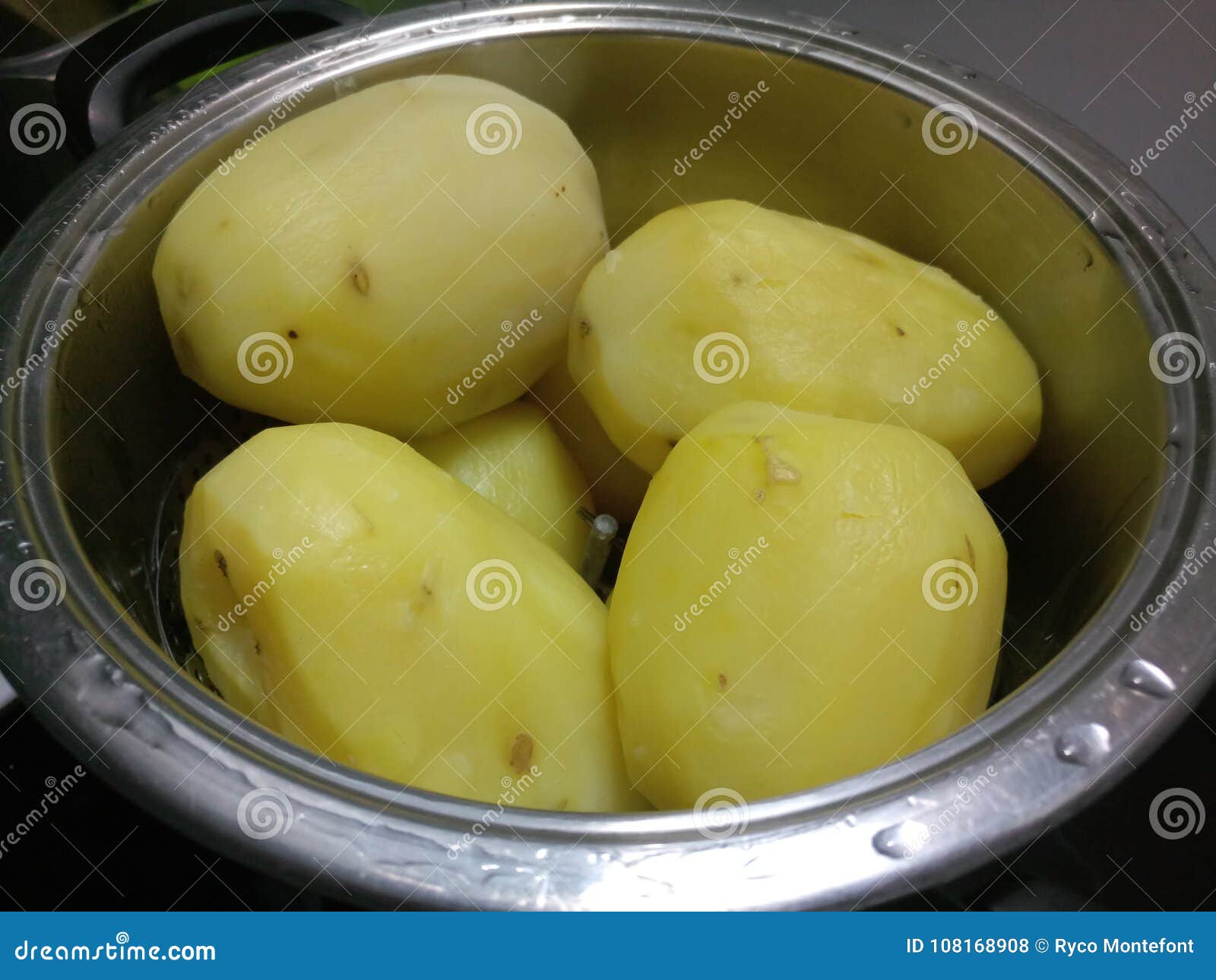 Stor Vit Lagad Mat Potatis I En Silverkruka Arkivfoto - Bild av vitt ...