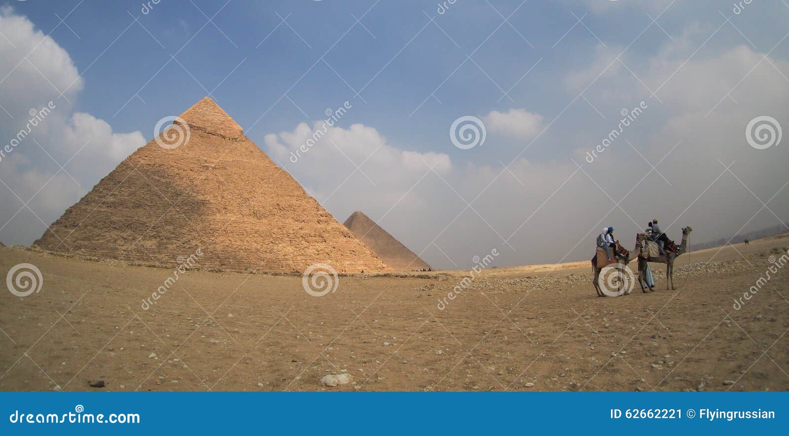 Stora Giza Pyramider I Egypten Med Kamel, Panoramautsikt Redaktionell ...