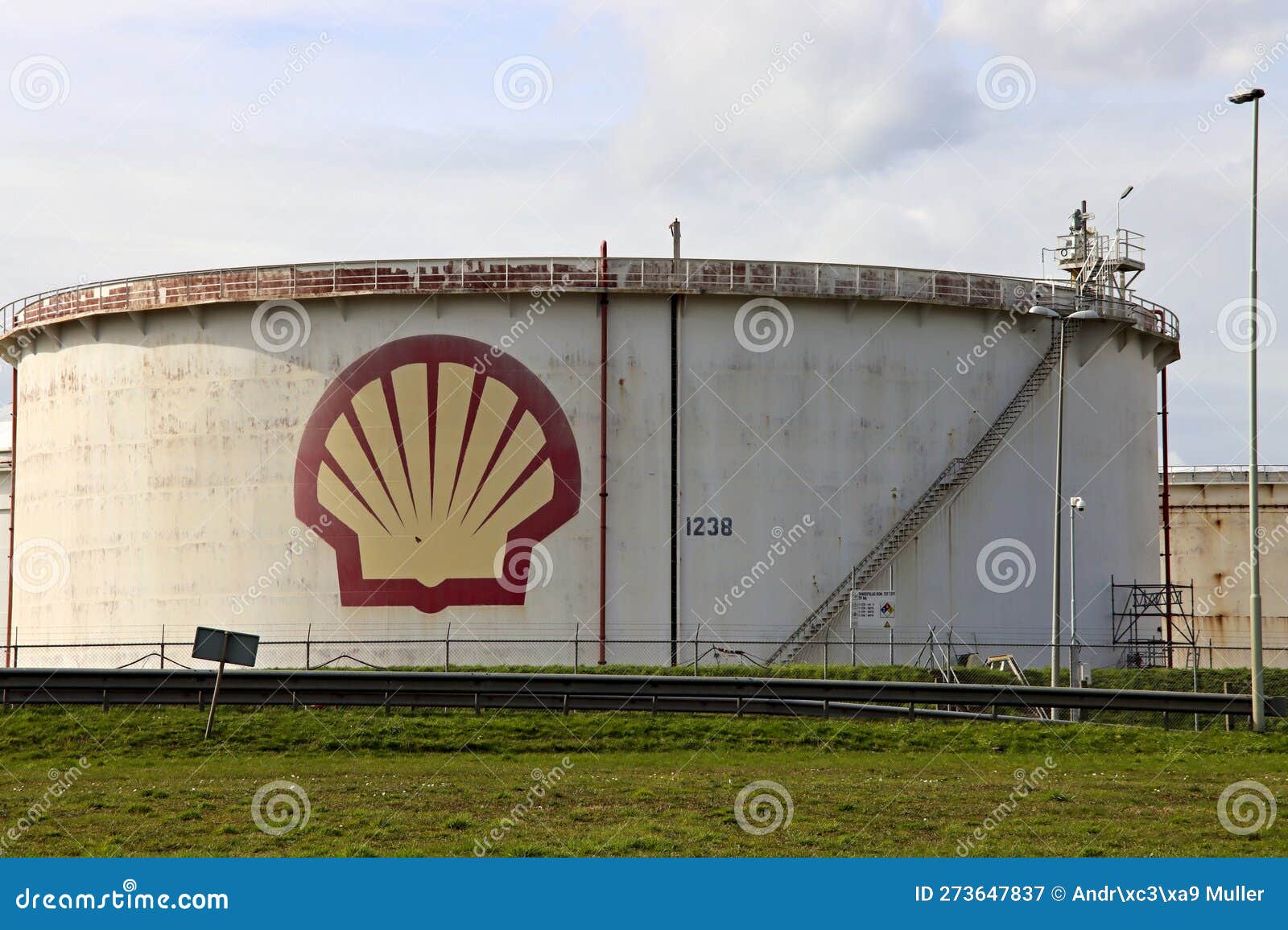 Storage Tanks at Shell in Pernis in the Port of Rotterdam Editorial ...