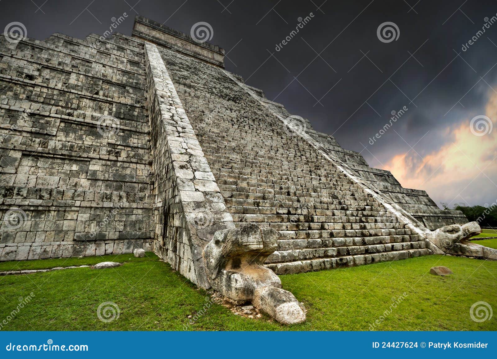 Storm at Kukulkan pyramid stock photo. Image of civilization - 24427624