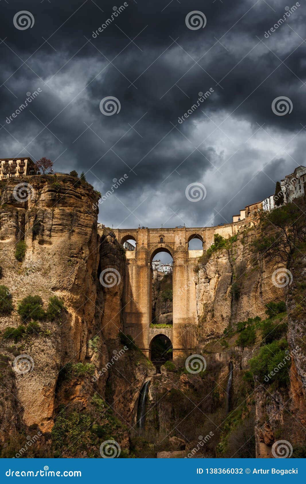 Stormachtige Hemel in Ronda Bridge in Spanje Stock Foto - Image of ...