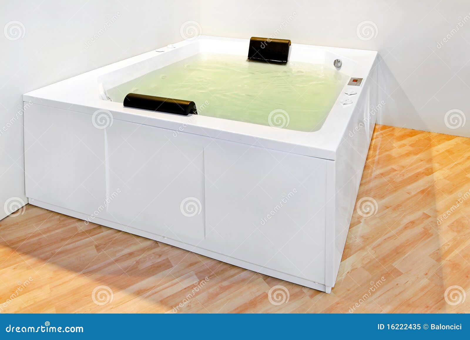 Stort badkar fotografering för bildbyråer. Bild av vatten - 16222435