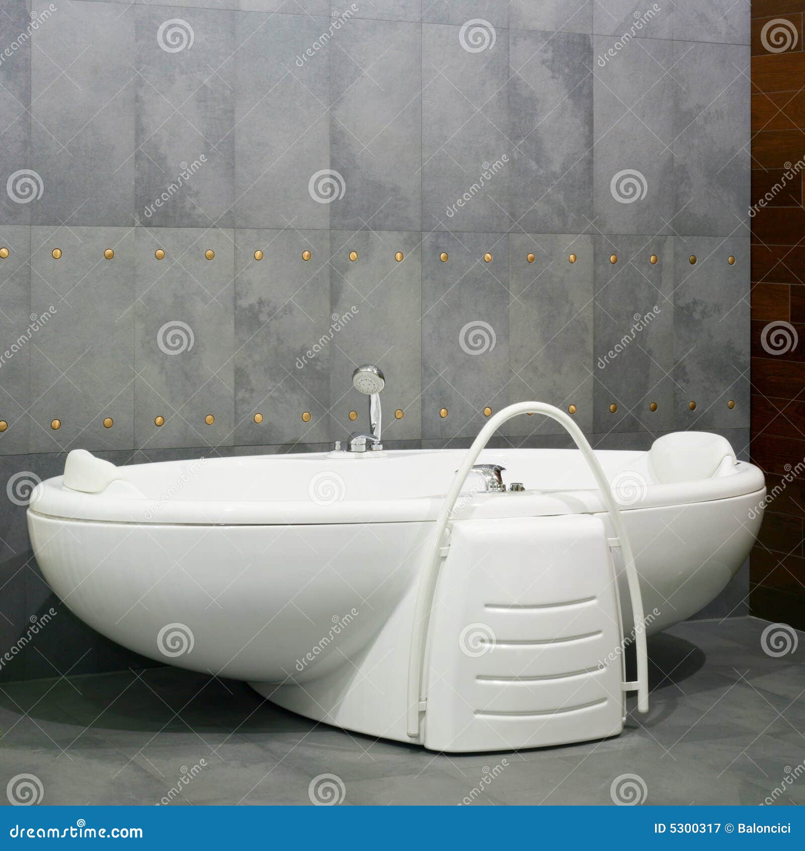 Stort badkar fotografering för bildbyråer. Bild av bada - 5300317