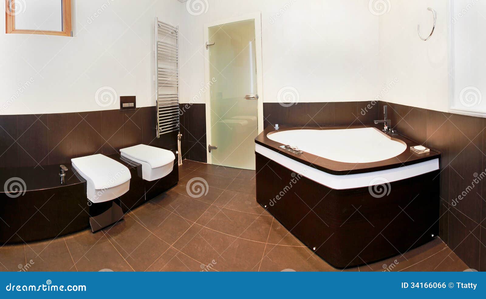 Stort badrum arkivfoto. Bild av samtida, modernt, inomhus - 34166066