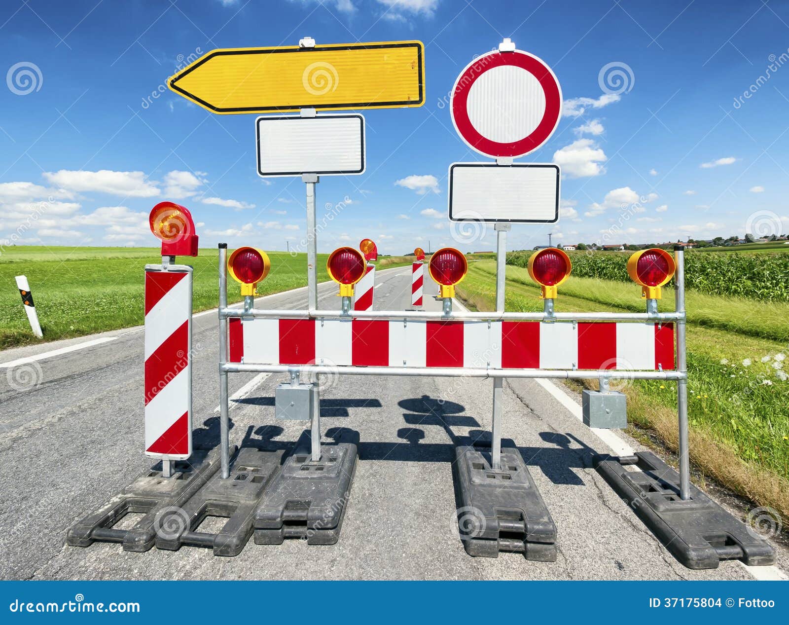 Straßensperre stockfoto. Bild von zaun, nachrichten, grau - 37175804