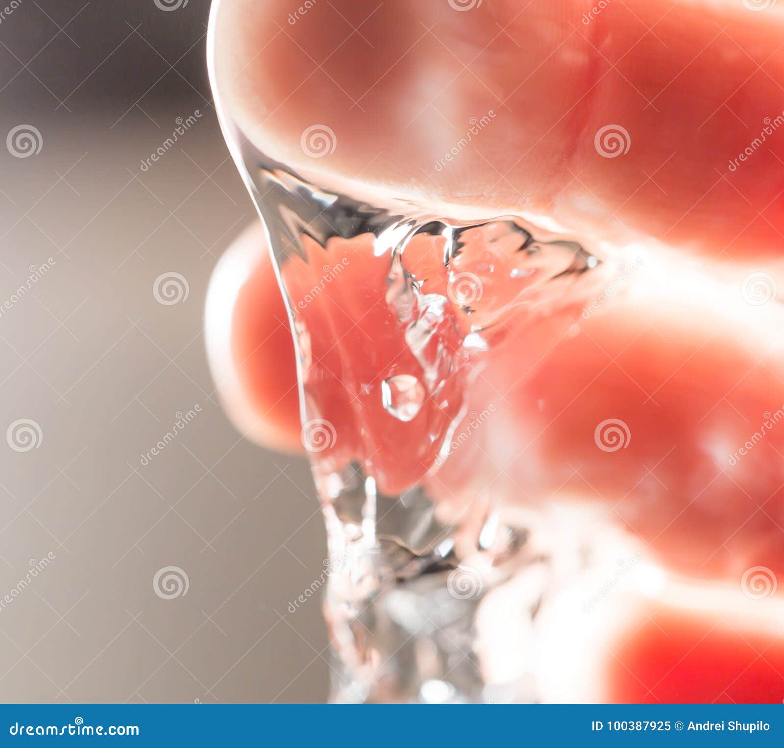 Straal van water op hand stock afbeelding. Image of vloeistof - 100387925