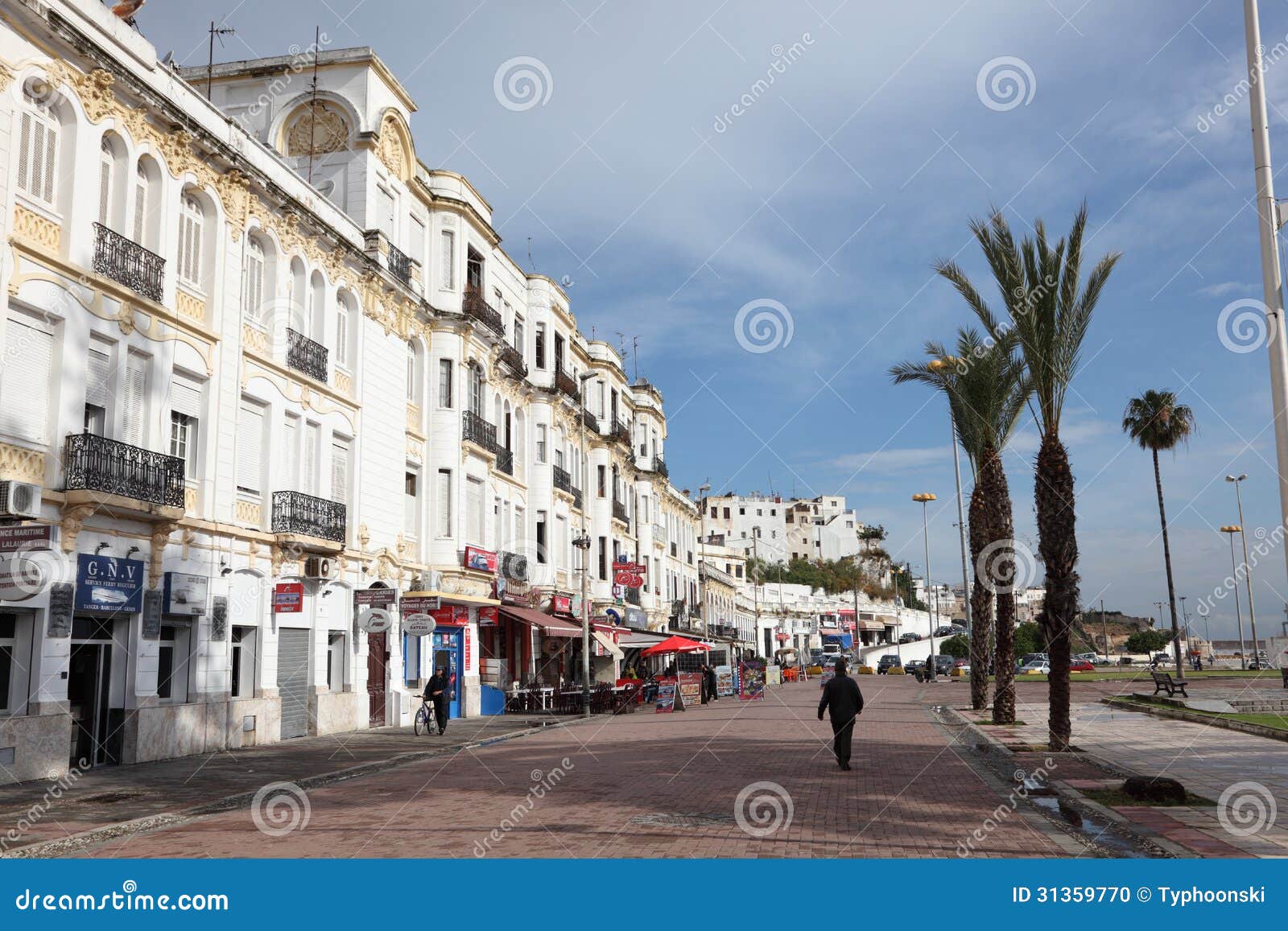 Straat in Tanger, Marokko redactionele afbeelding. Image of gebouwen ...