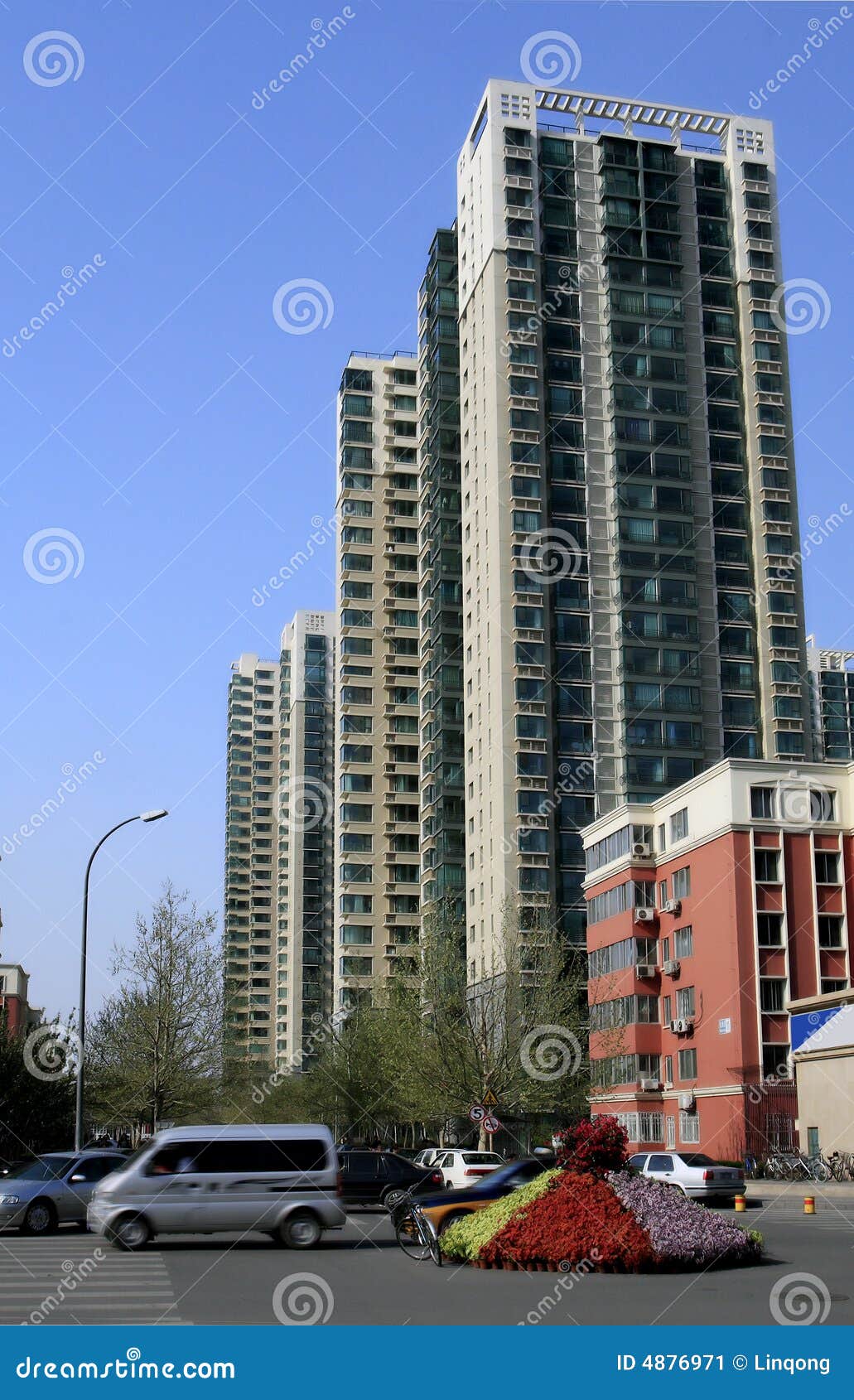 Straat van de woonwijk. stock afbeelding. Image of gebied - 4876971