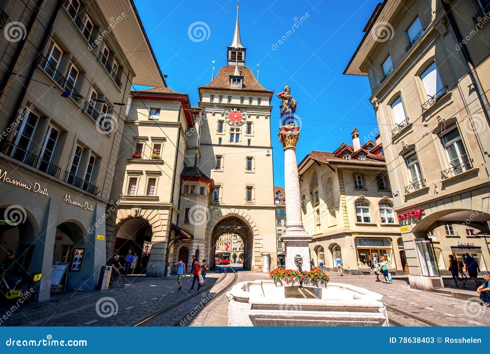 Straatmening in De Stad Van Bern Redactionele Stock Foto - Image of ...