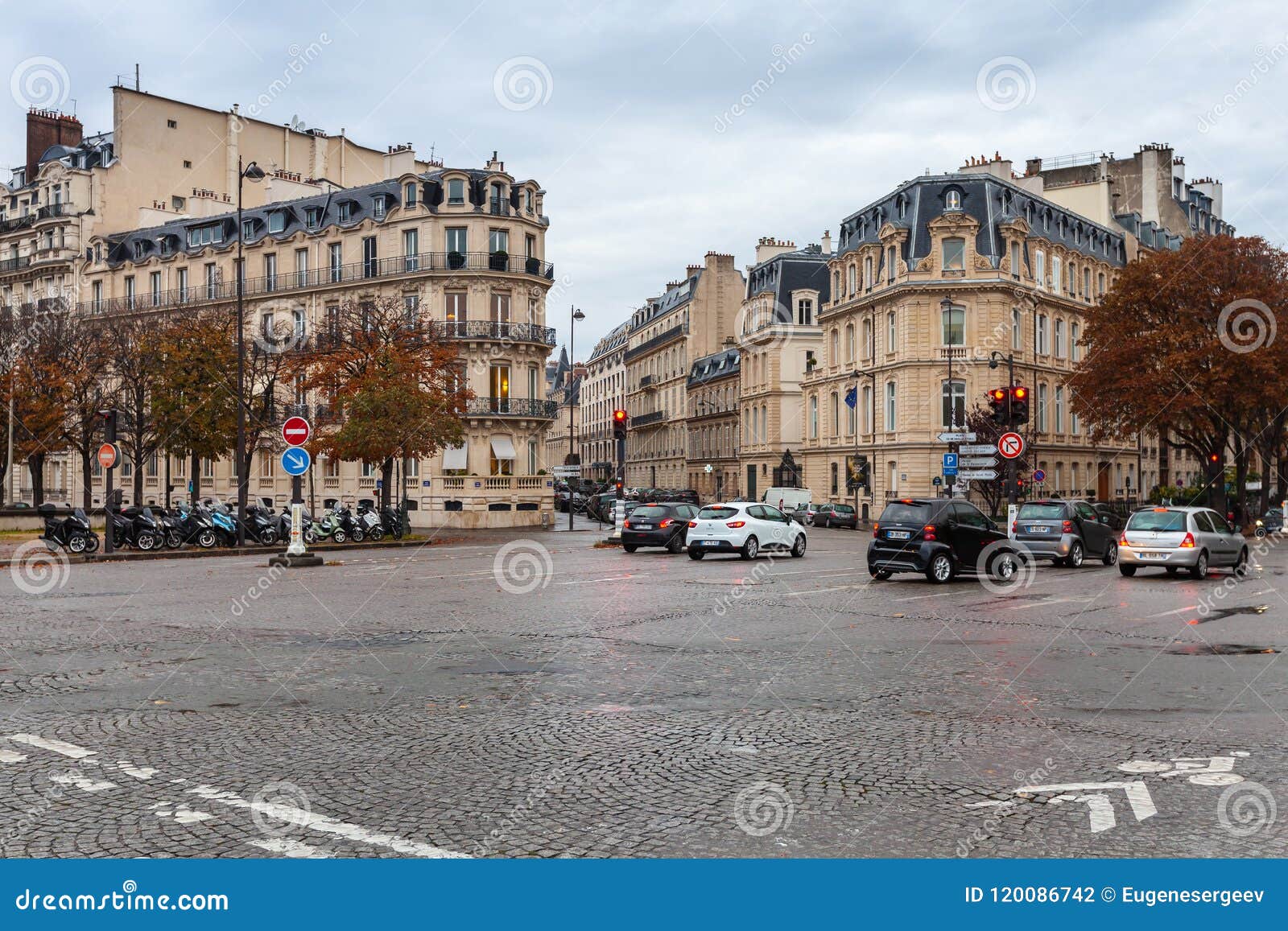 Straatmening Van De Stad Van Parijs Met Auto's Redactionele Fotografie ...