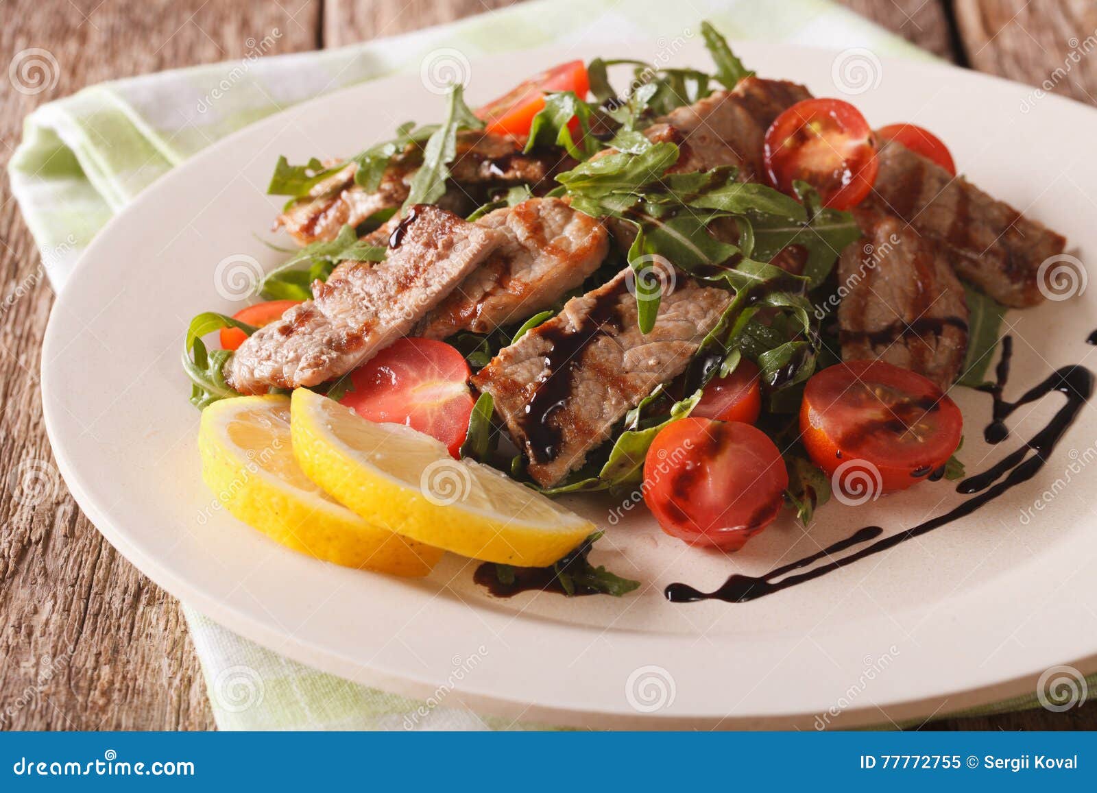 StraccettiÂ salad with Grilled Beef, Arugula and Tomatoes Close-up ...