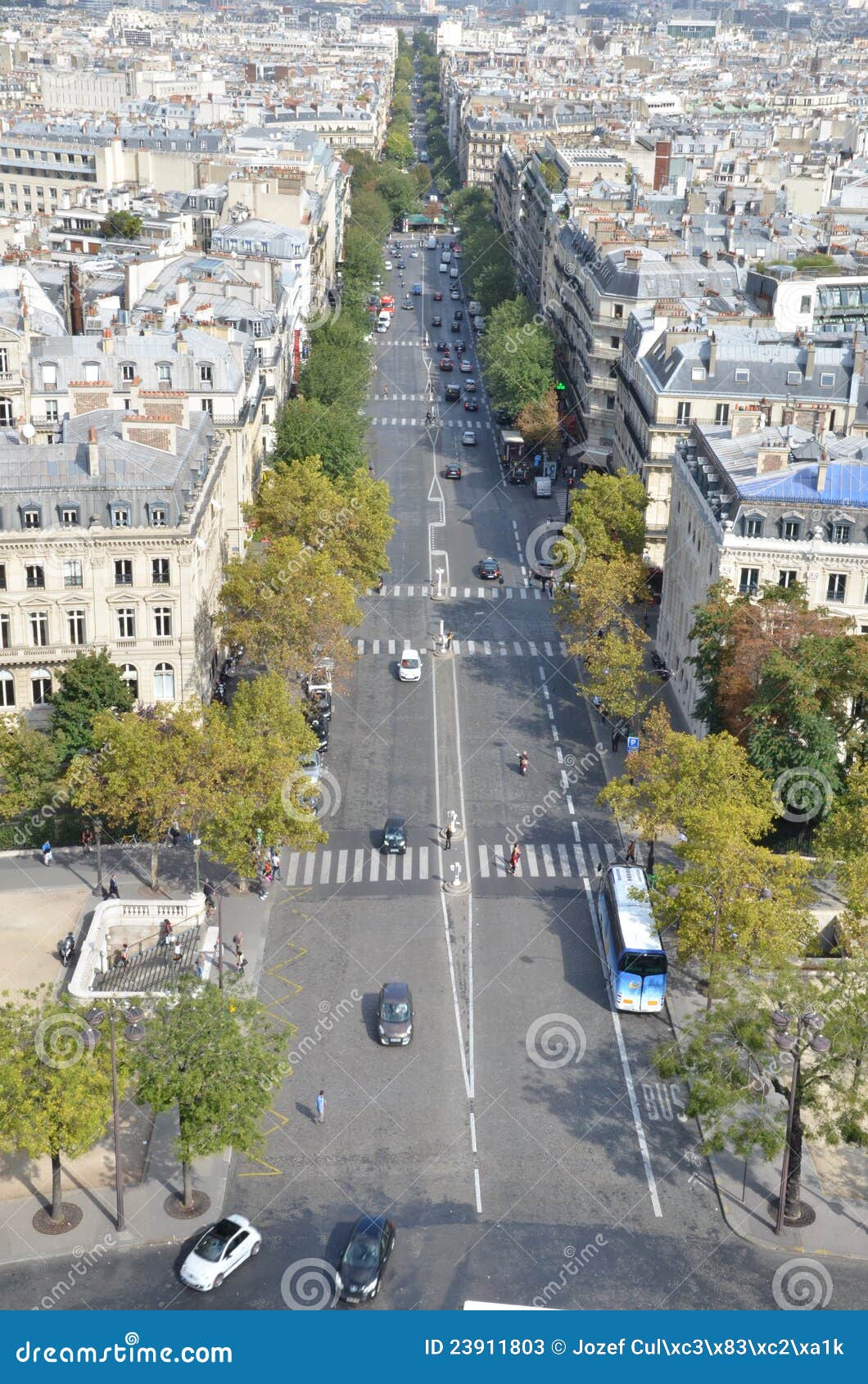 Strada affollata a Parigi immagine stock. Immagine di albero - 23911803