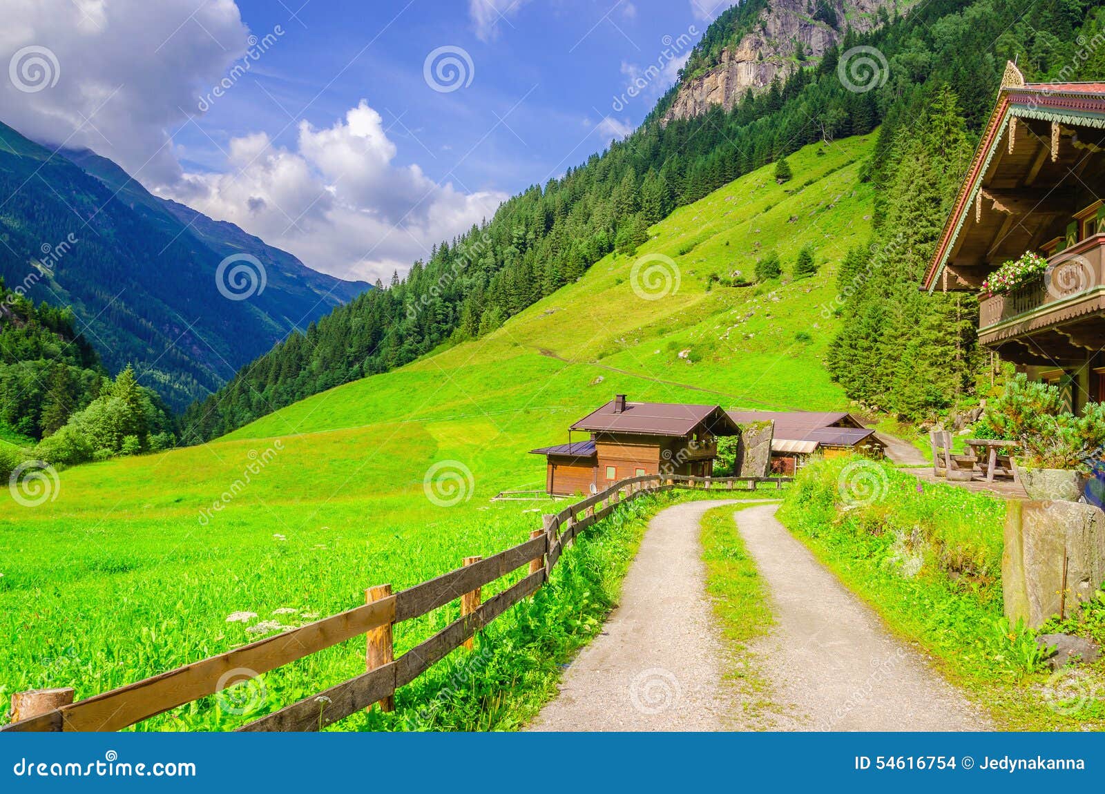 Strada Campestre Alle Case Alpine in Alpi, Austria Fotografia Stock ...