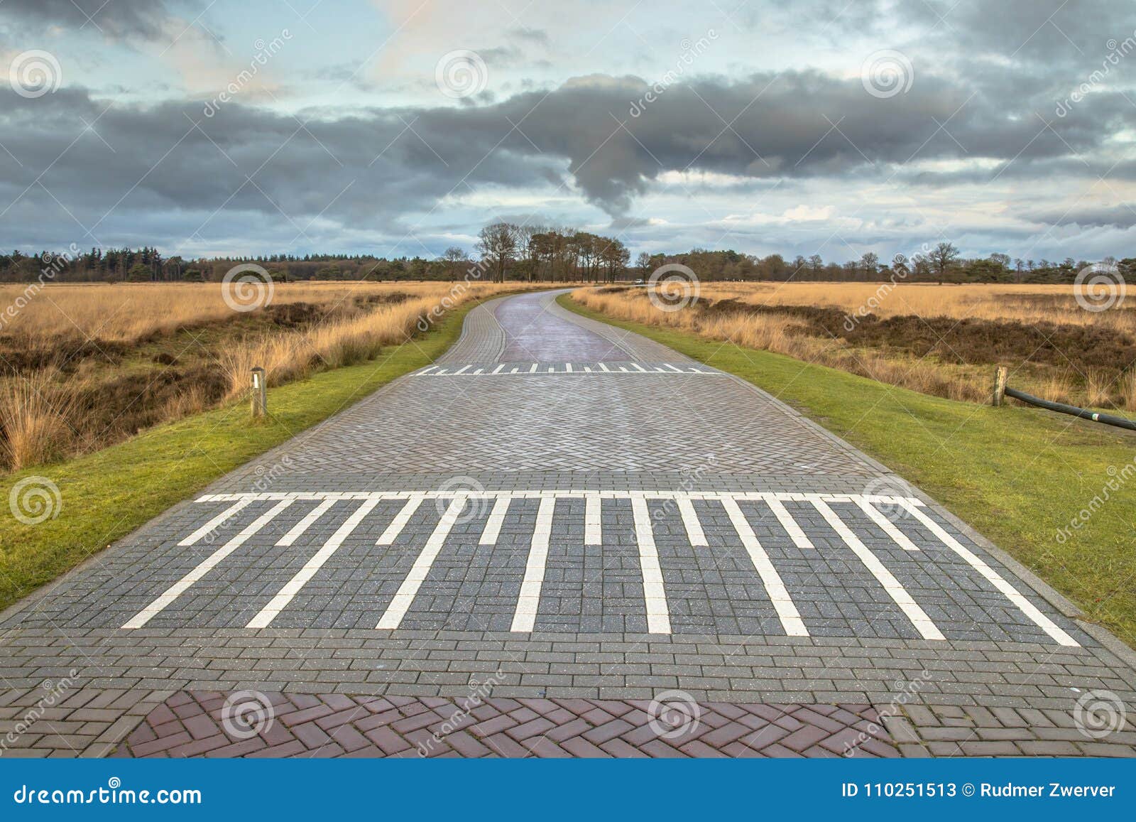 Strada Campestre Con Il Dosso Stradale Immagine Stock - Immagine di ...