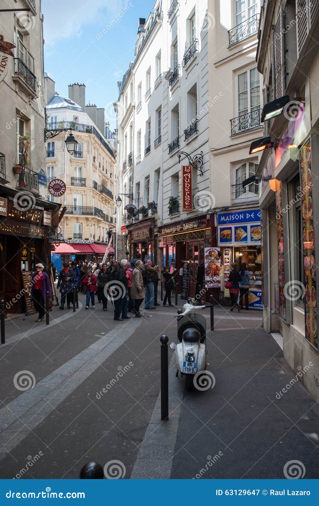 Strada dei negozi a Parigi fotografia editoriale. Immagine di giù ...