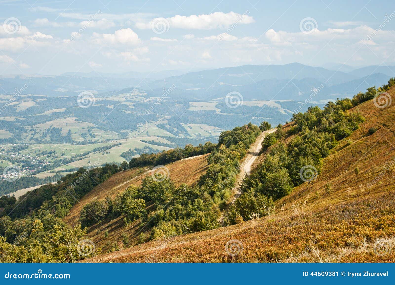 Strada della montagna immagine stock. Immagine di colline - 44609381