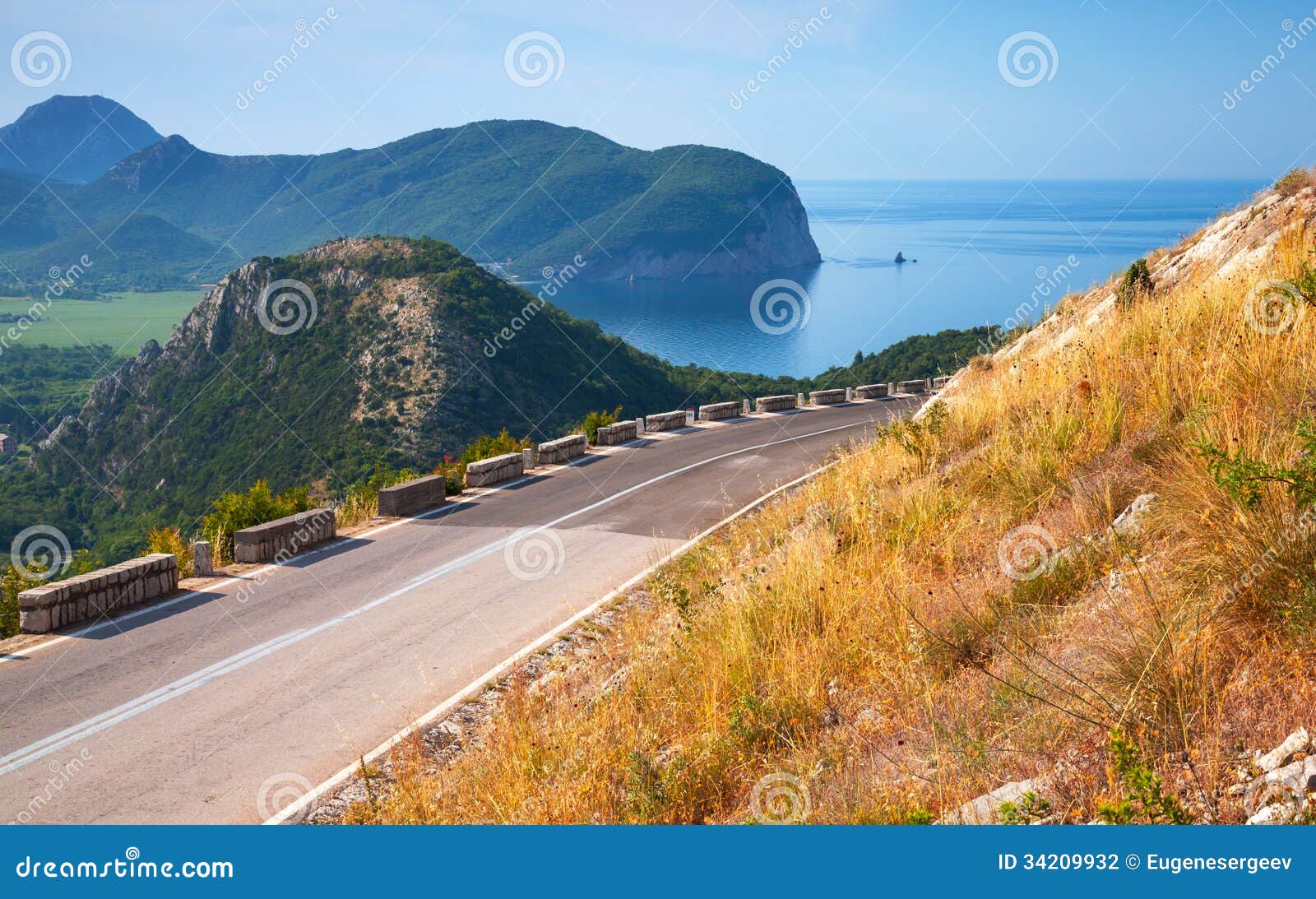 Strada Della Montagna Di Estate Con Cielo Blu Ed Il Mare Fotografia ...