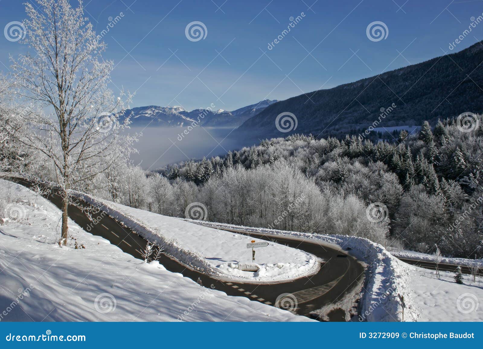 Strada Della Montagna Innevata Immagine Stock - Immagine di nubi ...