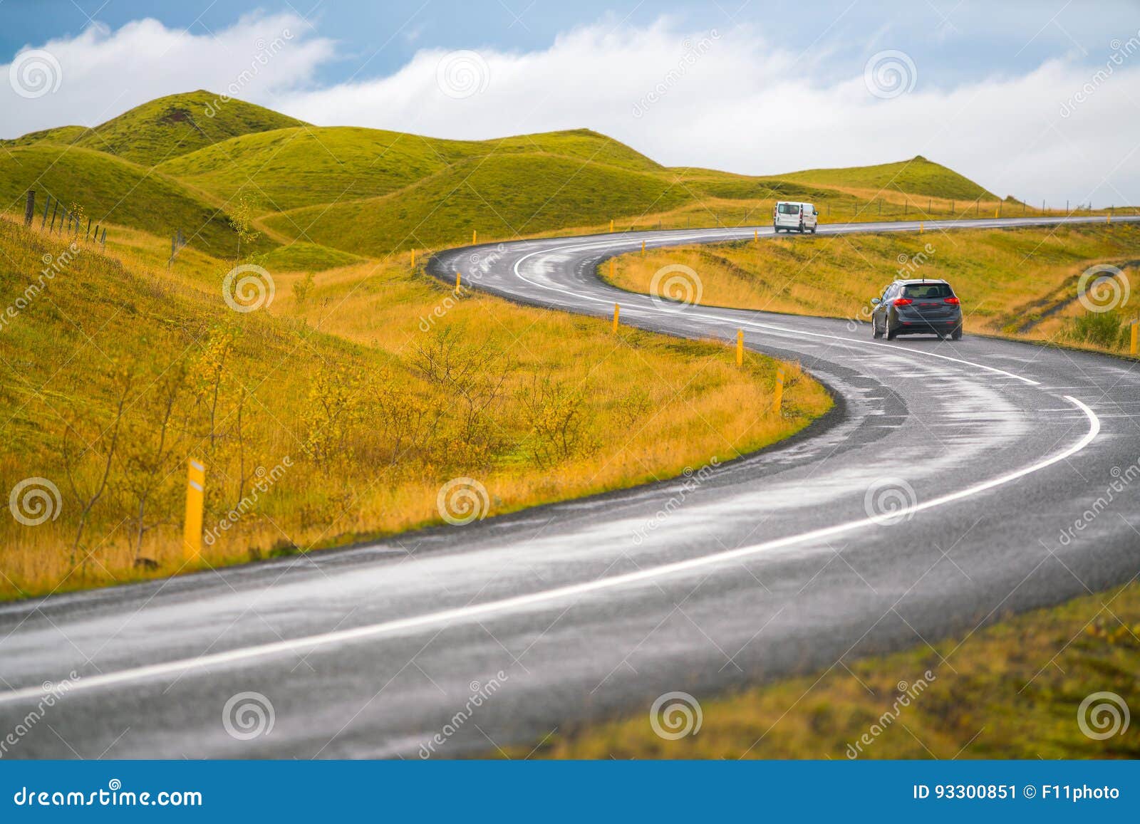 Strada Di Forma Di Curva Ad S in Islanda Con La Montagna Immagine Stock ...