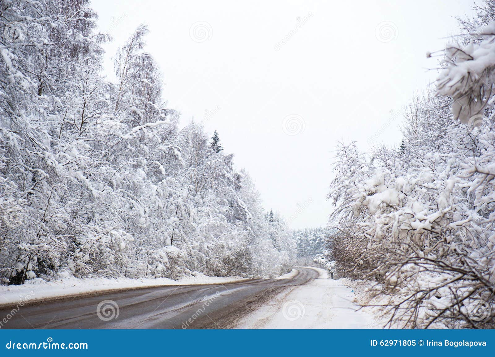 Strada di inverno con neve immagine stock. Immagine di velocità - 62971805