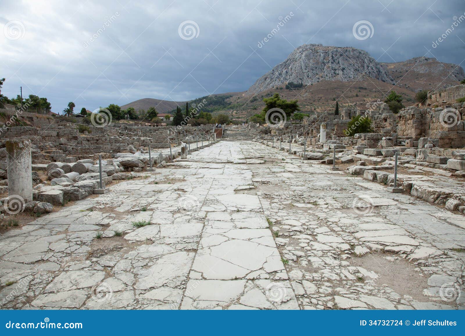 Strada di Lechaion fotografia stock. Immagine di limite - 34732724