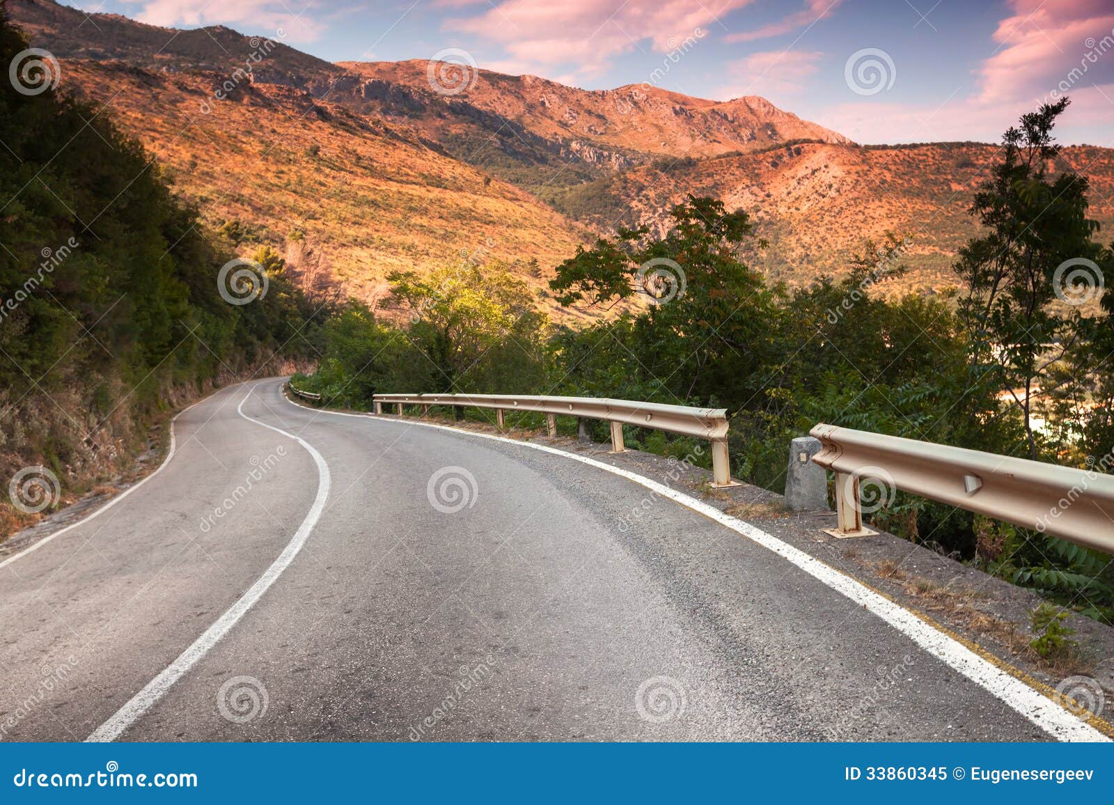 Strada di montagna curva immagine stock. Immagine di montagna - 33860345
