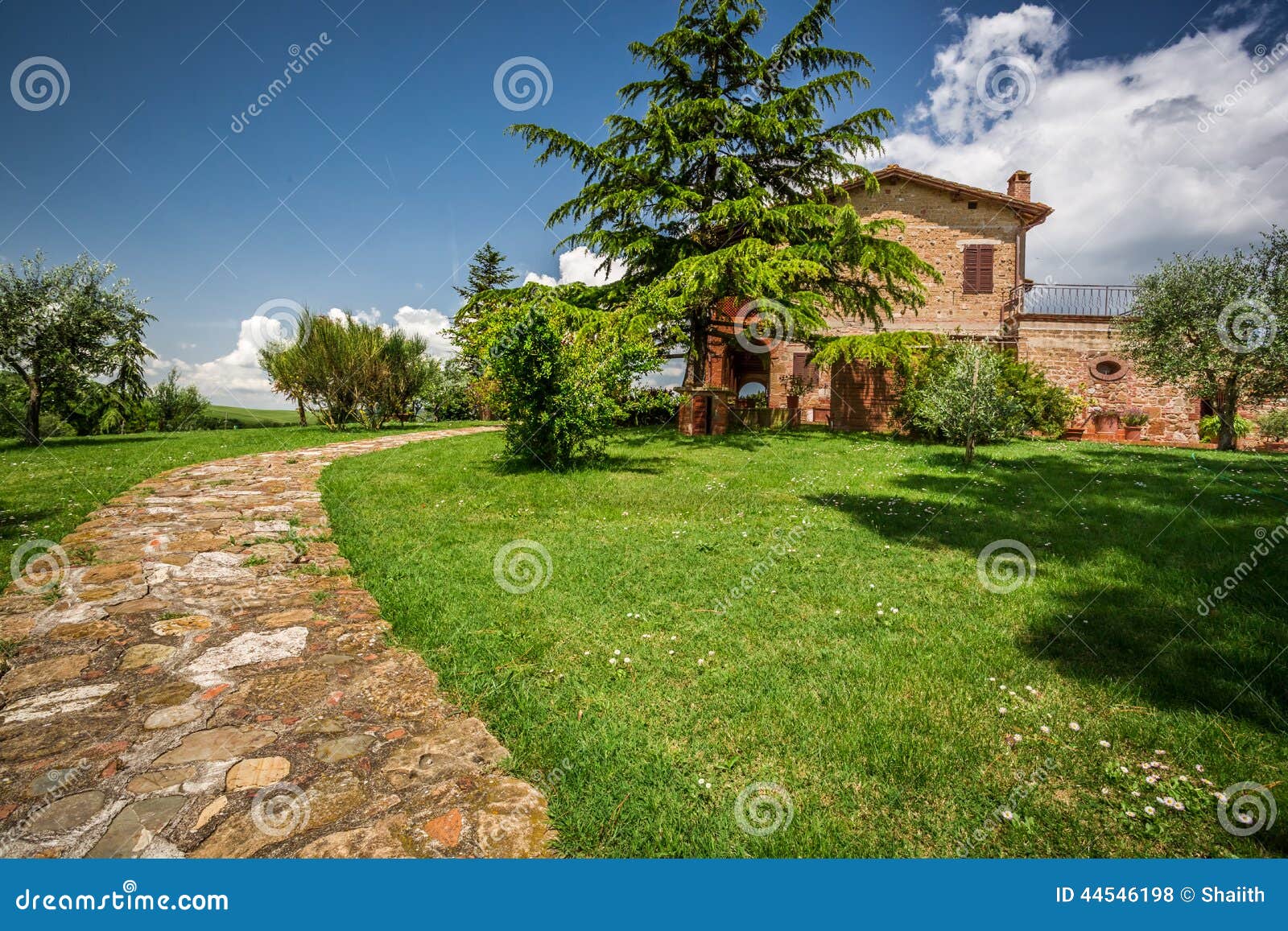 Strada Di Pietra Alla Casa Di Campagna Fotografia Stock - Immagine di ...
