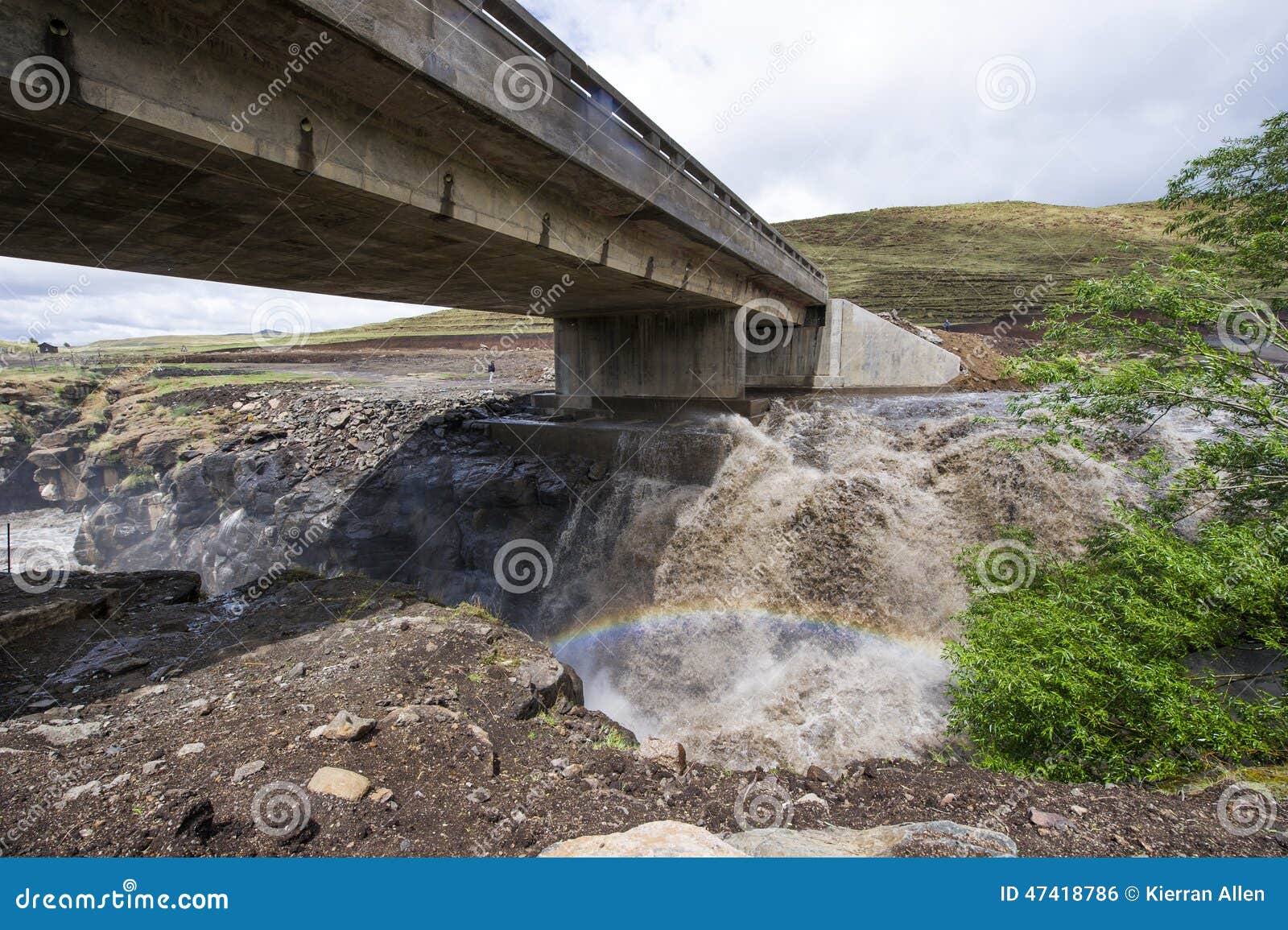 Strada E Ponte Del Catrame Dell'asfalto Nel Lesotho Fotografia Stock ...