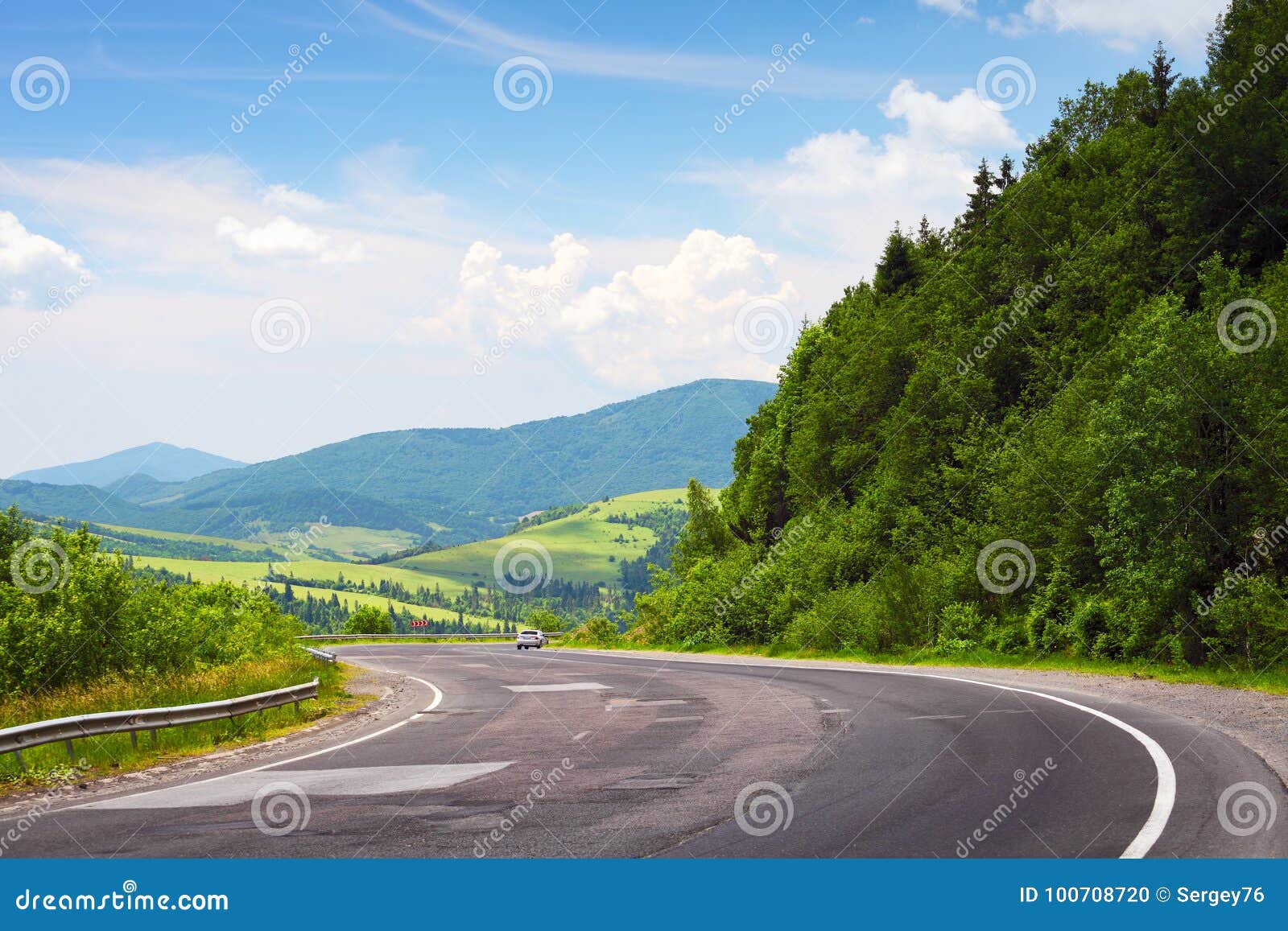 Strada Ed Automobile Curve in Montagne Fotografia Stock - Immagine di ...