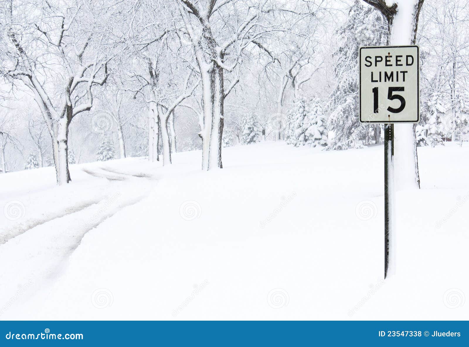 Strada innevata fotografia stock. Immagine di freddo - 23547338