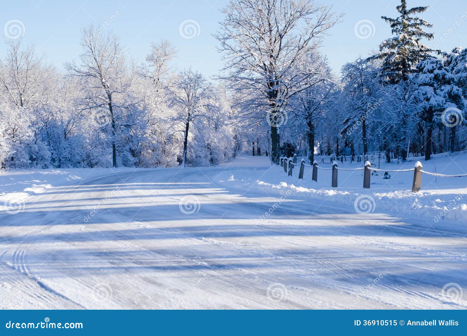 Strada innevata immagine stock. Immagine di strade, scena - 36910515