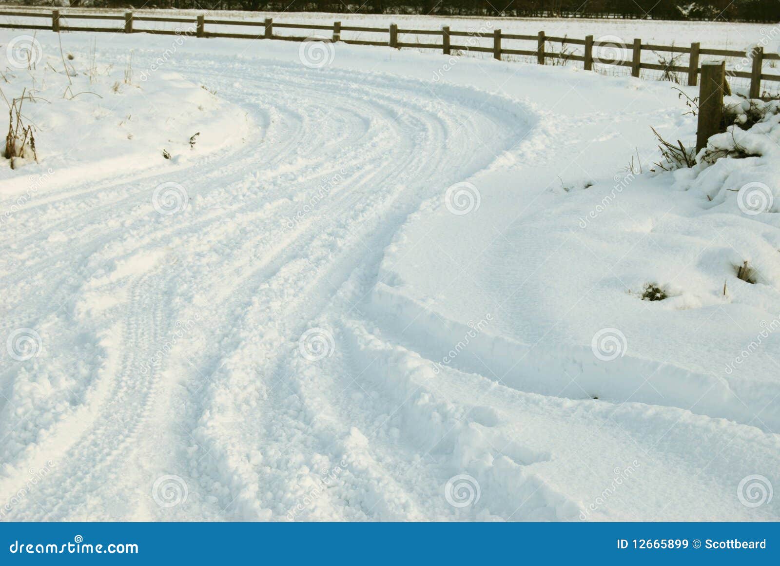 Strada Innevata Con Le Piste Della Gomma Immagine Stock - Immagine di ...